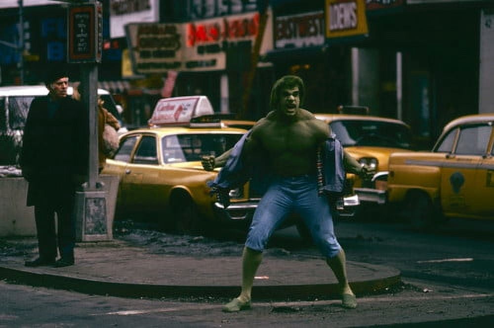 Lou Ferrigno in The Incredible Hulk roaring green in Times Square New ...