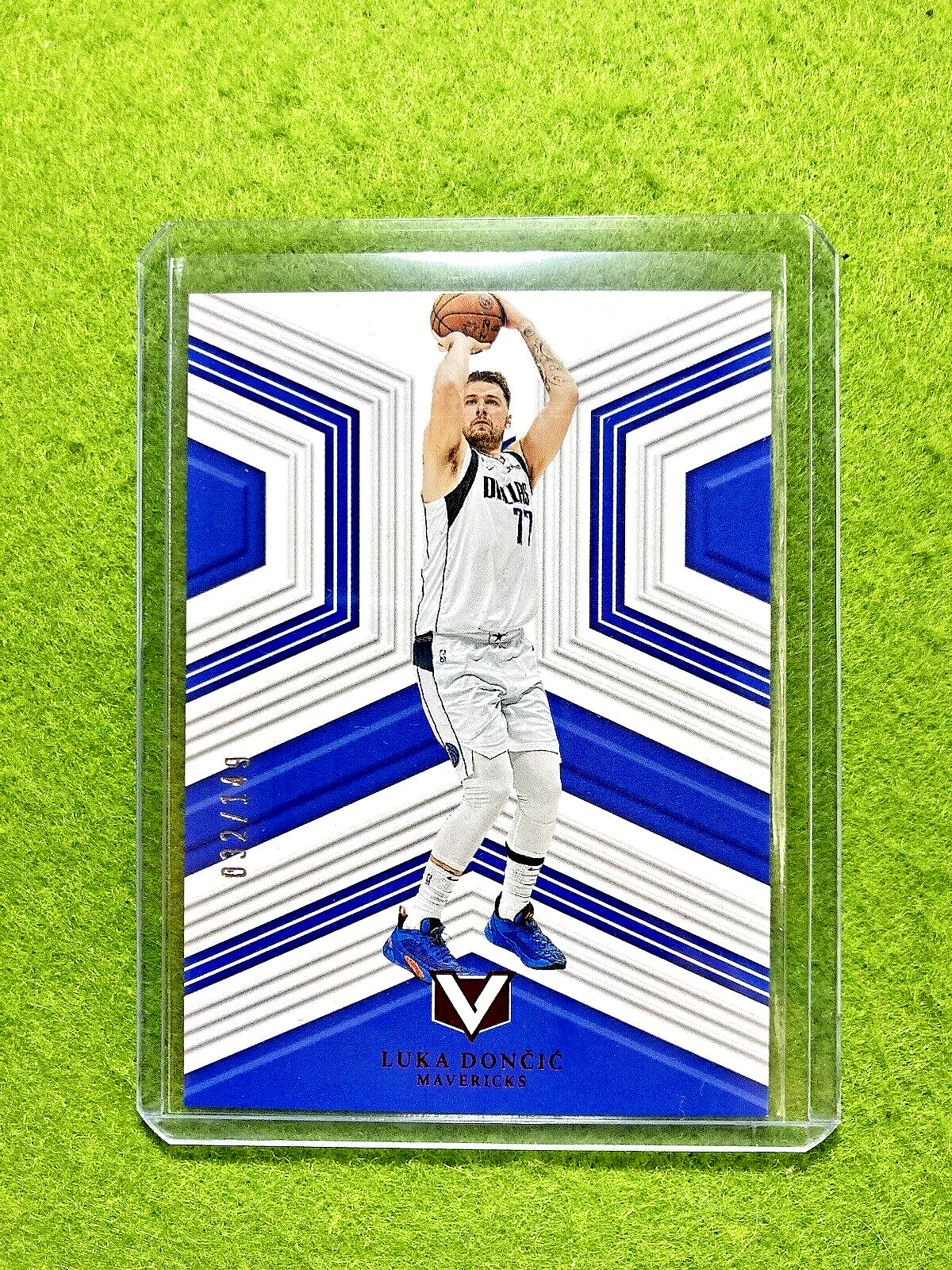 Luka Doncic VERTEX RED #/149 CARD JERSEY #77 MAVERICKS 2022 Vertex MAKE ...