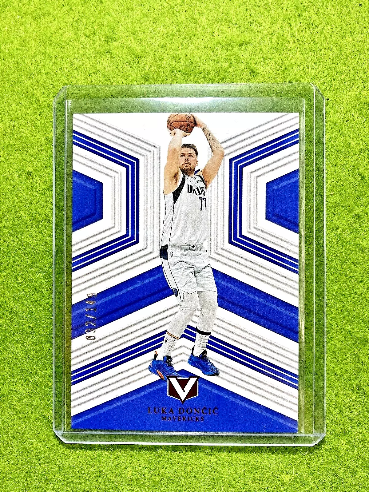 Luka Doncic VERTEX RED #/149 CARD JERSEY #77 MAVERICKS 2022 Vertex ...