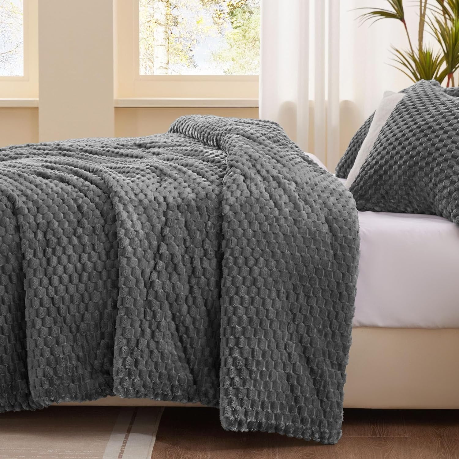 Luxury Fluffy Queen Bedspread Set | Soft Brushed Faux Fur & Cozy Velvet | Classic Gray Plaid ...