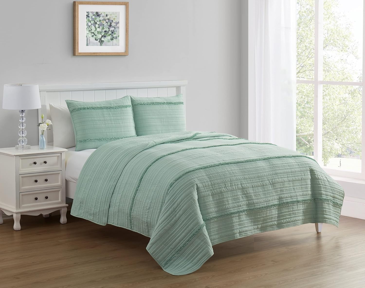Luxury Ruffle Quilt Set with Shams - Lightweight and Soft for All ...