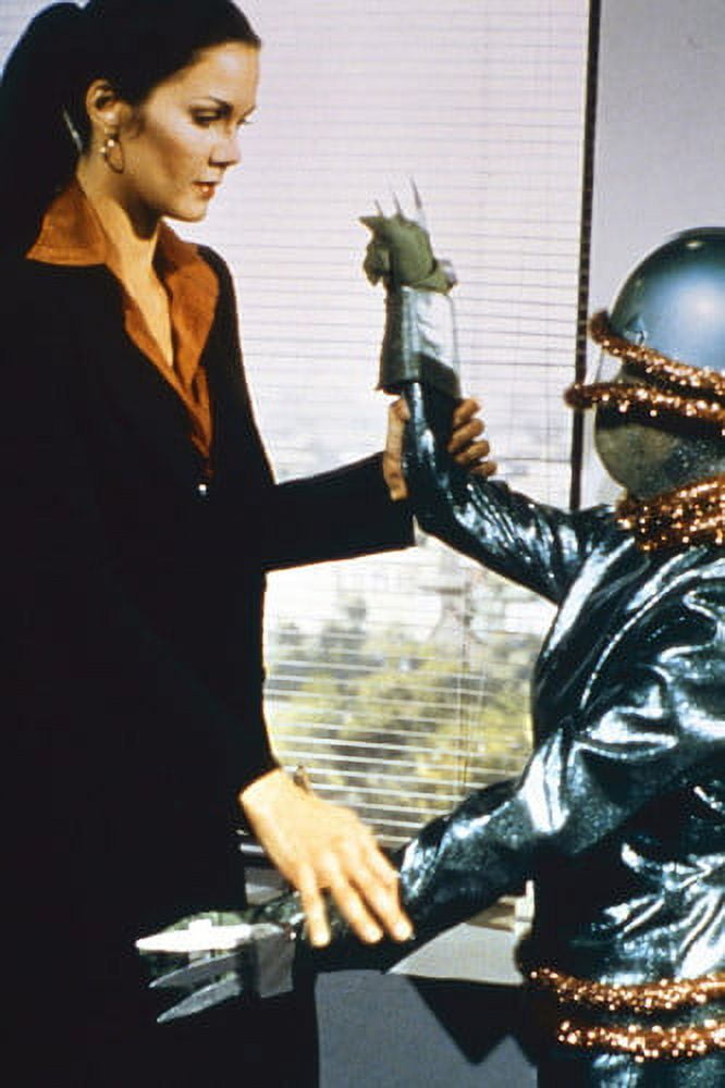 Lynda Carter in Wonder Woman as Diana Prince in black suit with alien ...