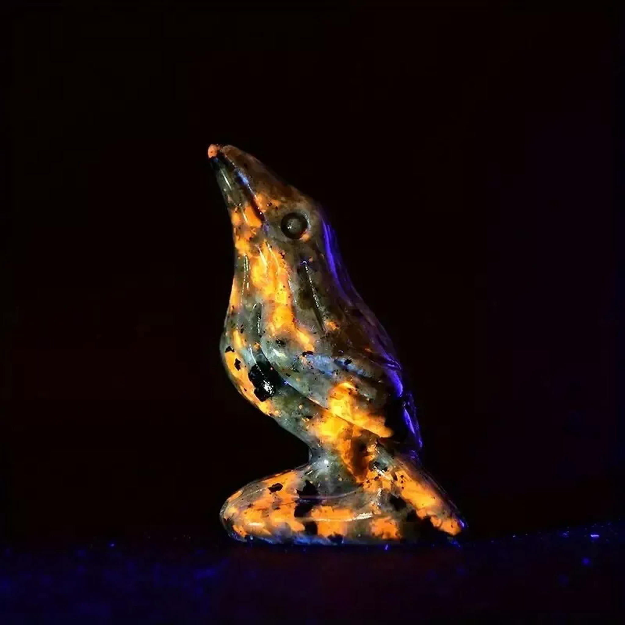 MATROOY Yooperlite UV Fluorescent Glowing Crow Figurine Crystal Carving ...