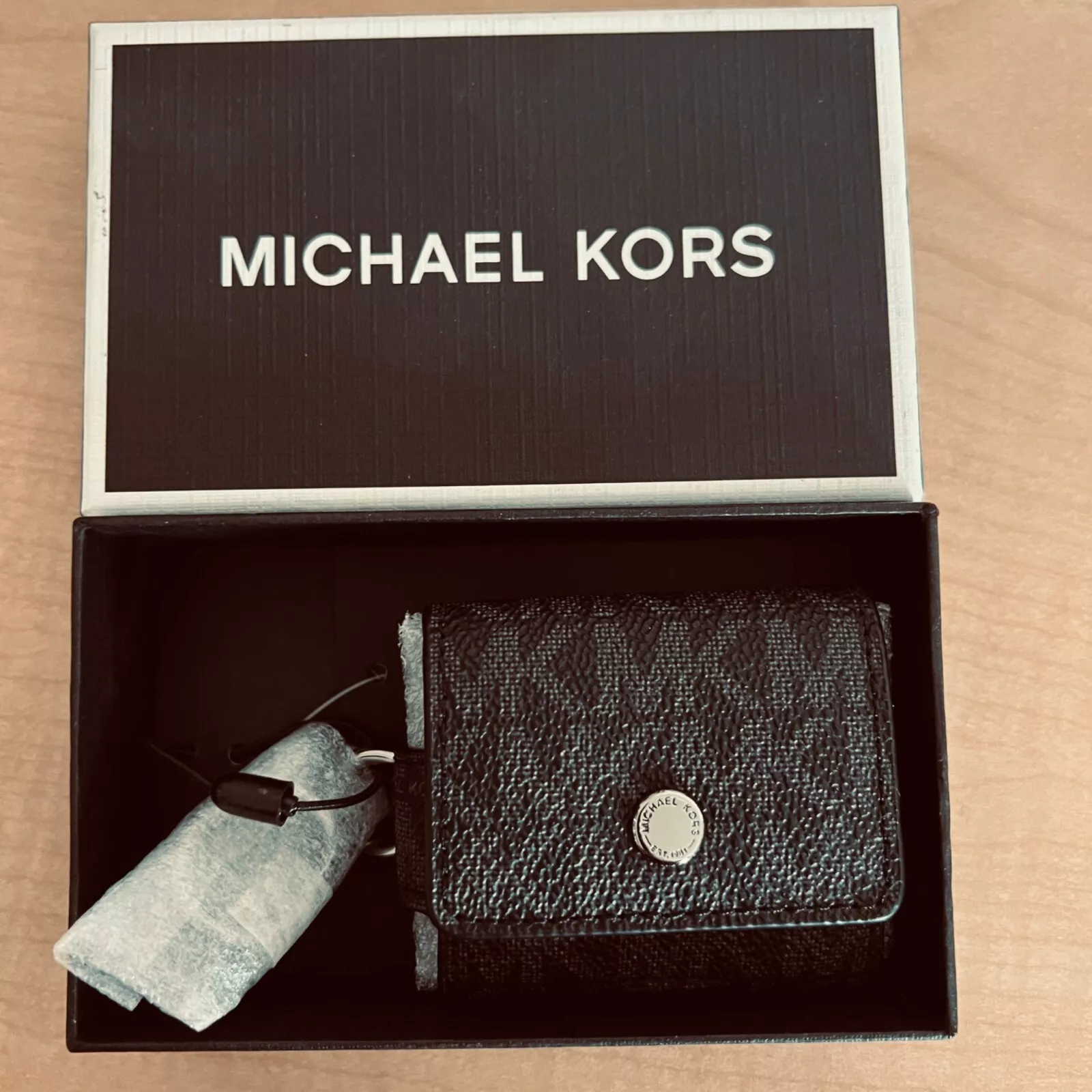 MICHAEL KORS GIFTING Unisex Expandable Airpod Earbud Case MK Black In ...