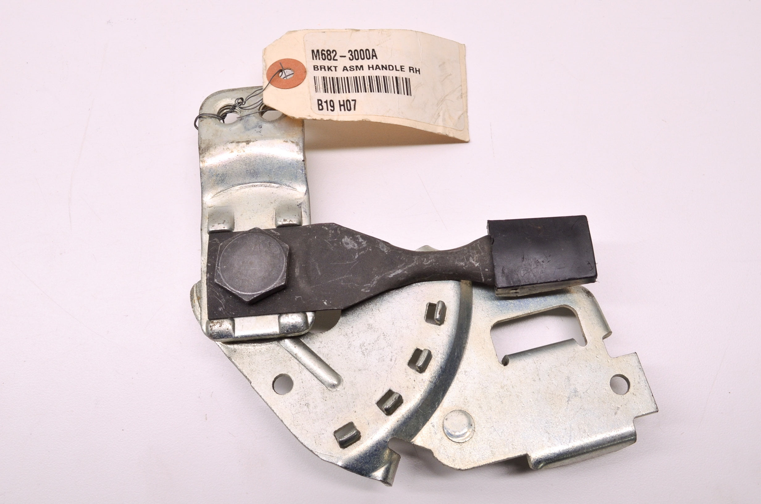 MTD M682-3000A, B19 H07, 682-3000A Bracket Assembly Handle RH NOS ...