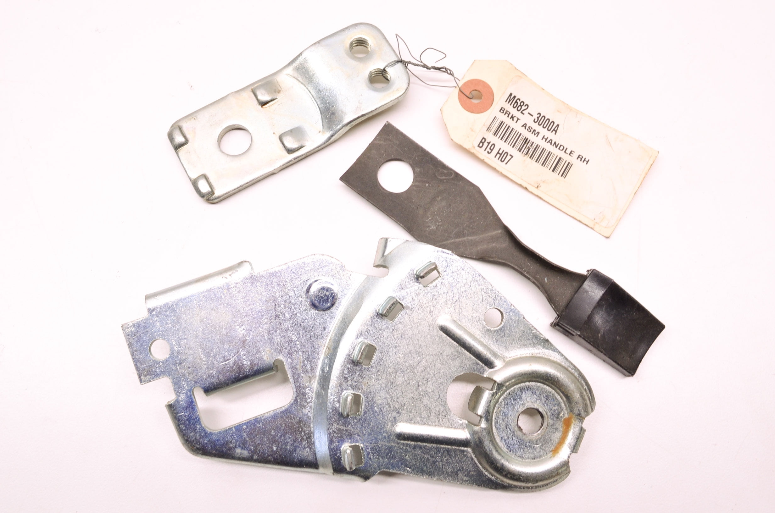 MTD M682-3000A, B19 H07, 682-3000A Bracket Assembly Handle RH NOS ...