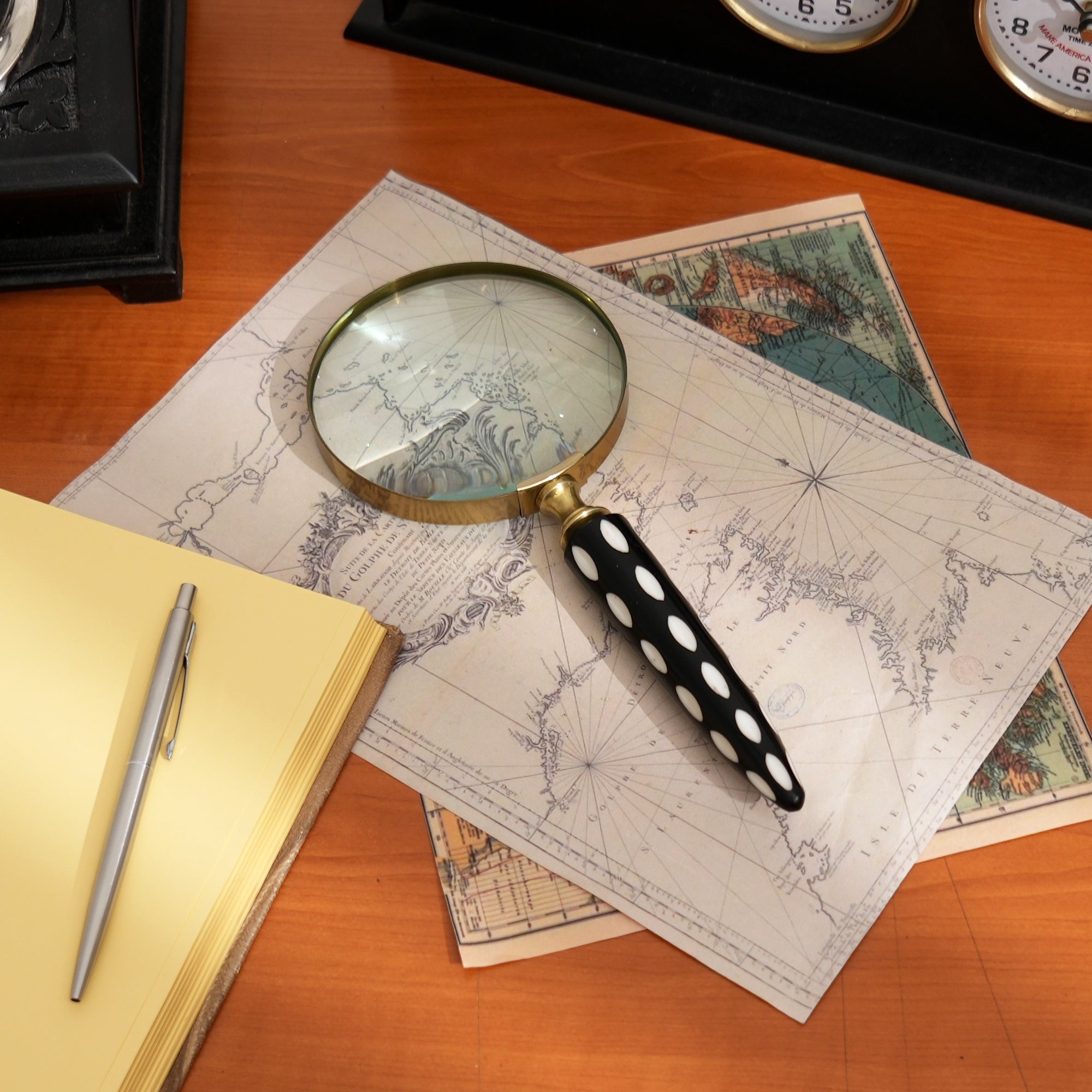 Magnifying Glass with Black & White Shade Resin Handle - Walmart.com