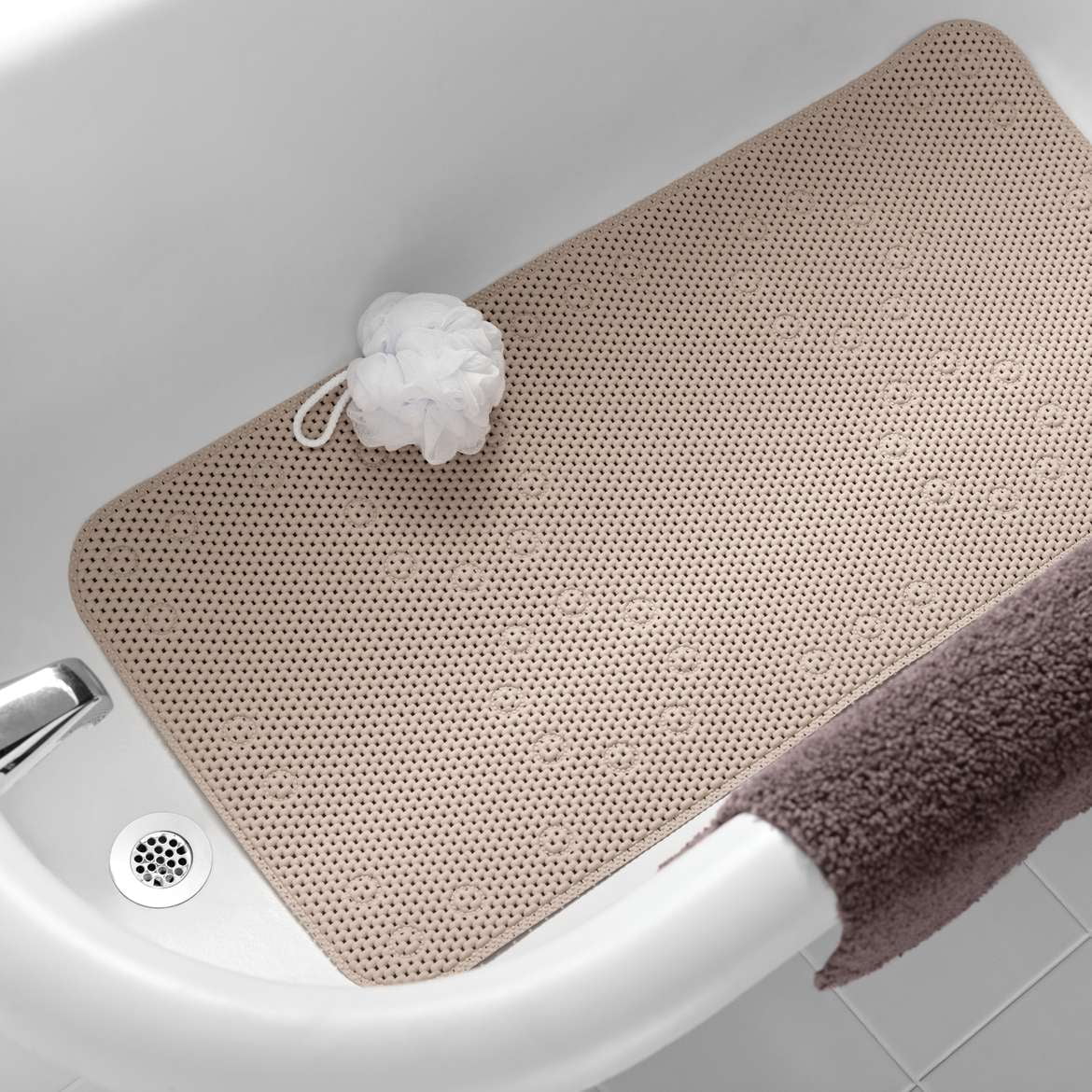 Mainstays Cushioned Bath Mat with Suction Cups, Machine Washable, 17x36 ...