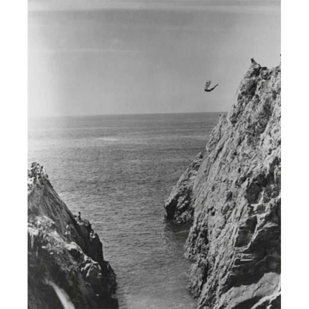 Man Diving Off A Cliff Into The Sea La Quebrada Acapulco Guerrero ...