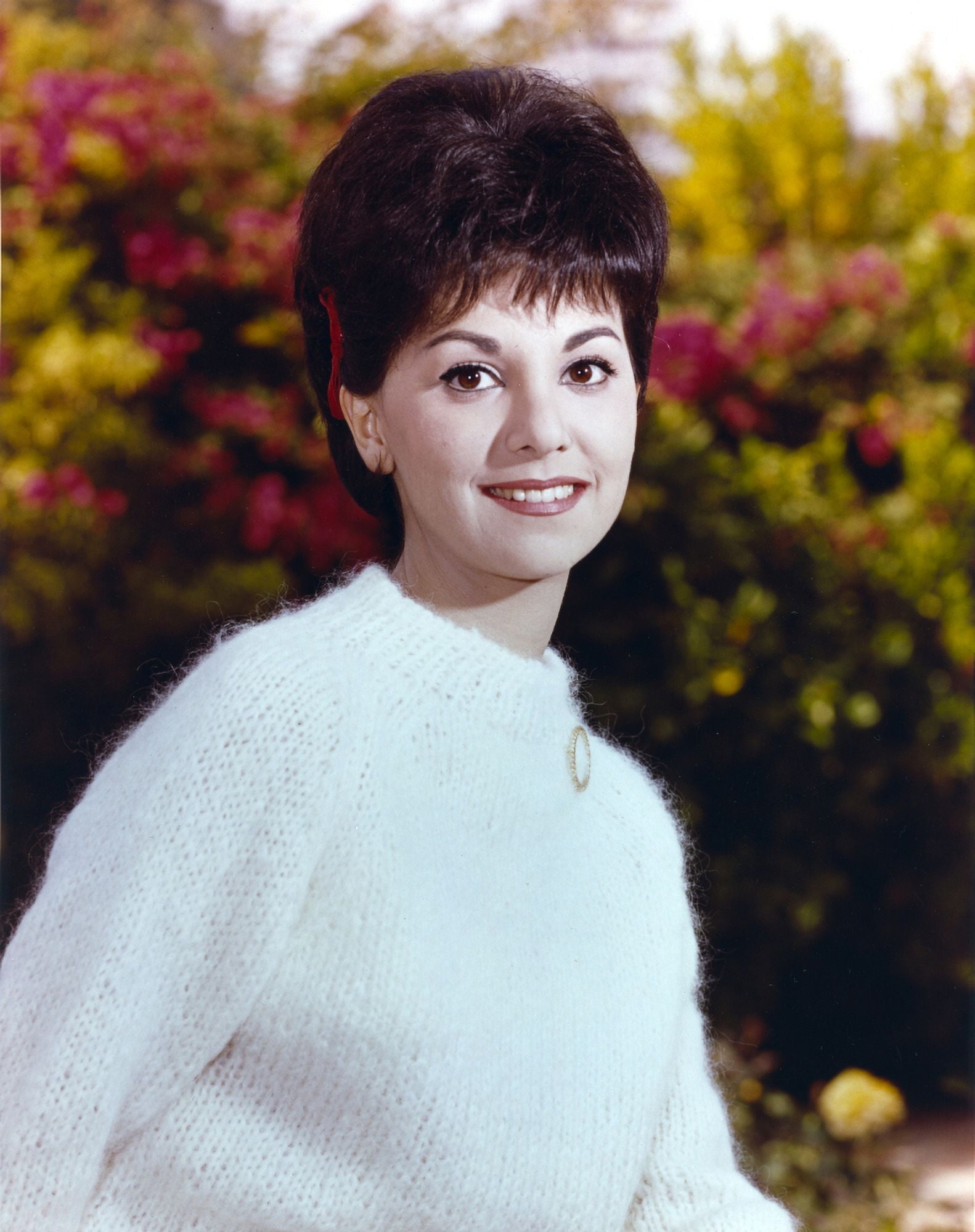 Marlo Thomas Portrait in White Sweater Photo Print (8 x 10) - Walmart.com