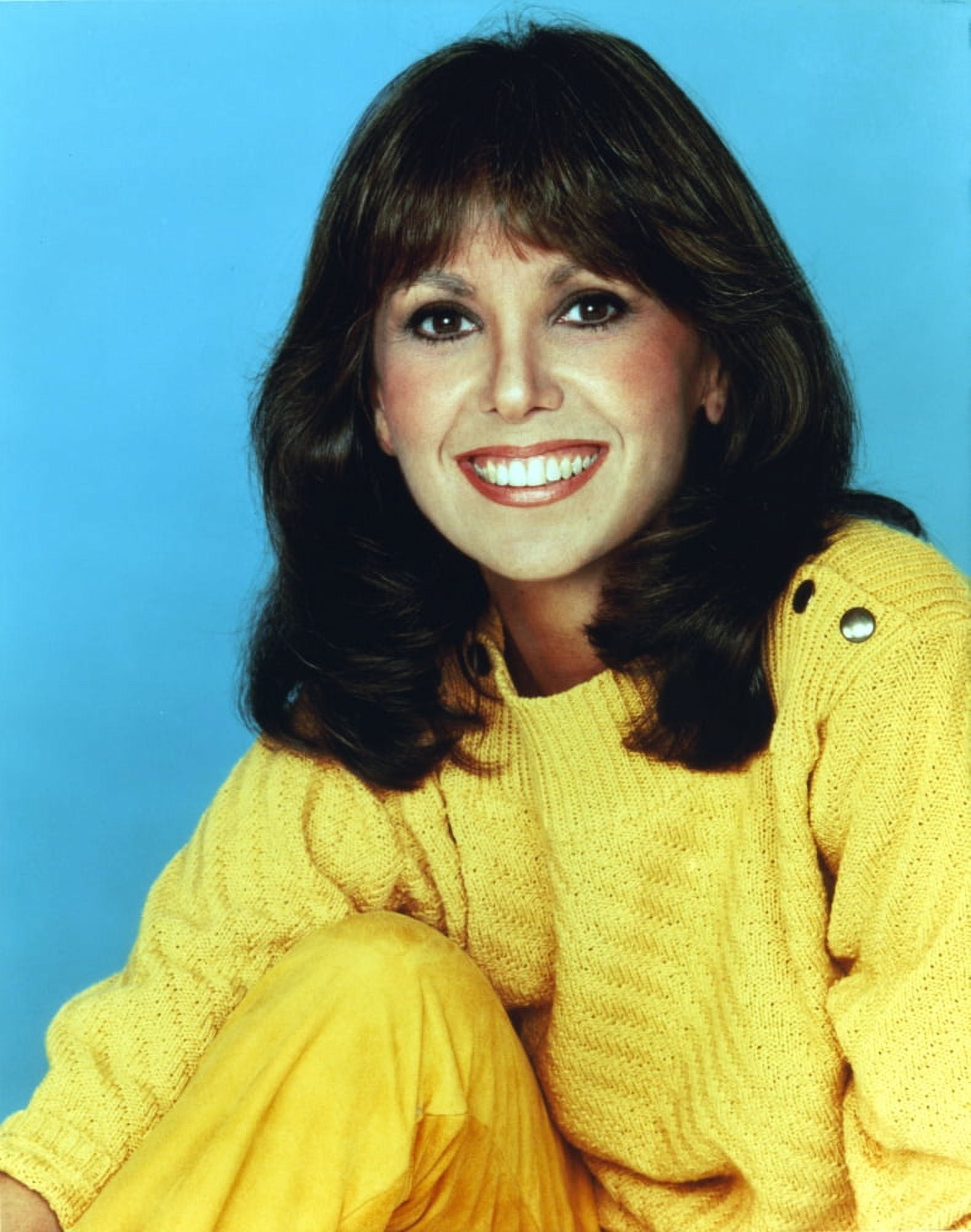 Marlo Thomas Portrait in Yellow Sweater Photo Print (8 x 10) - Walmart.com