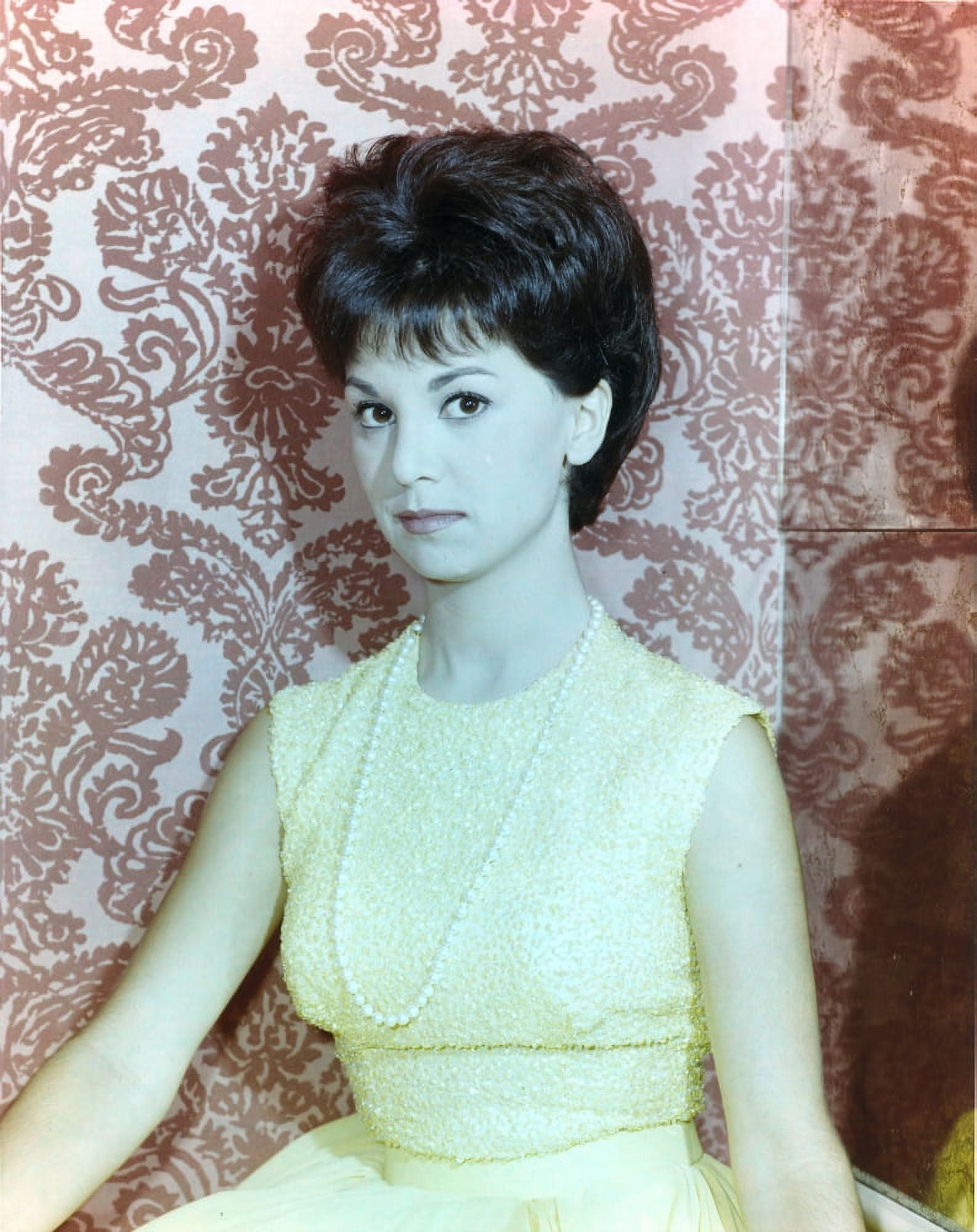 Marlo Thomas Posed in Pearl Necklace Photo Print (8 x 10) - Walmart.com