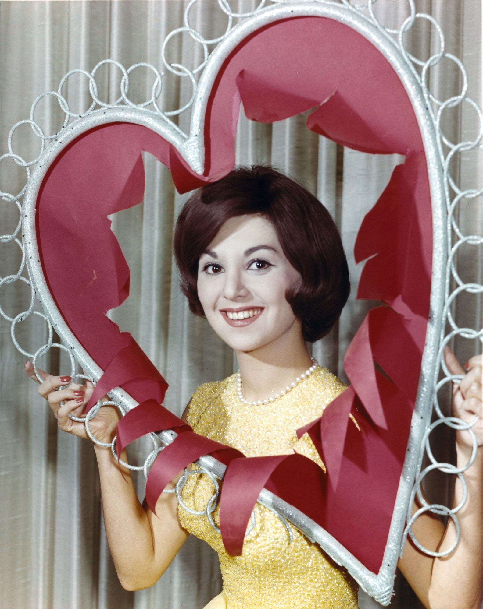 Marlo Thomas smiling in Heart Frame Photo Print (24 x 30) - Walmart.com