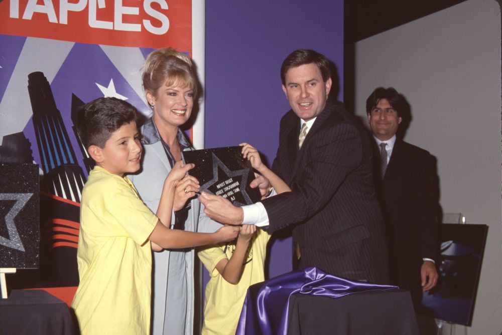 Mary Hart, Tim Leiweke And 2 Children At Staples Center Plaza Stars ...