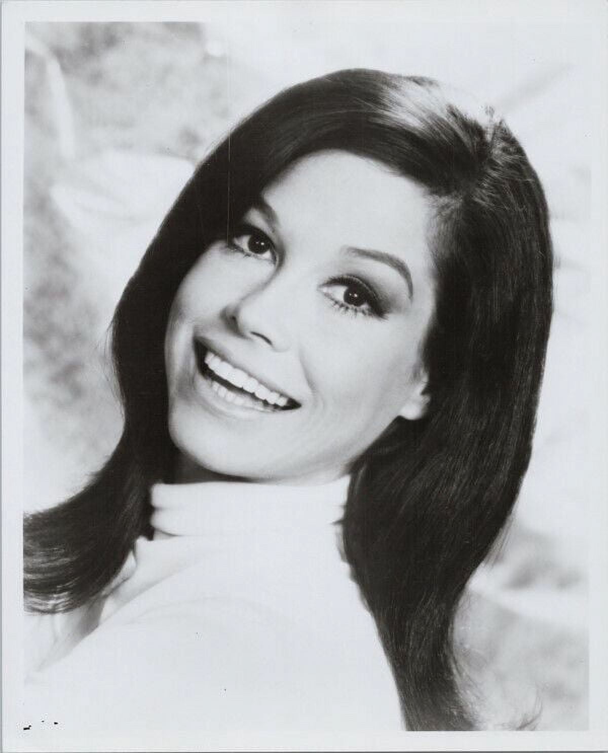 Mary Tyler Moore smiling studio portrait as Mary Richard 8x10 photo MTM ...