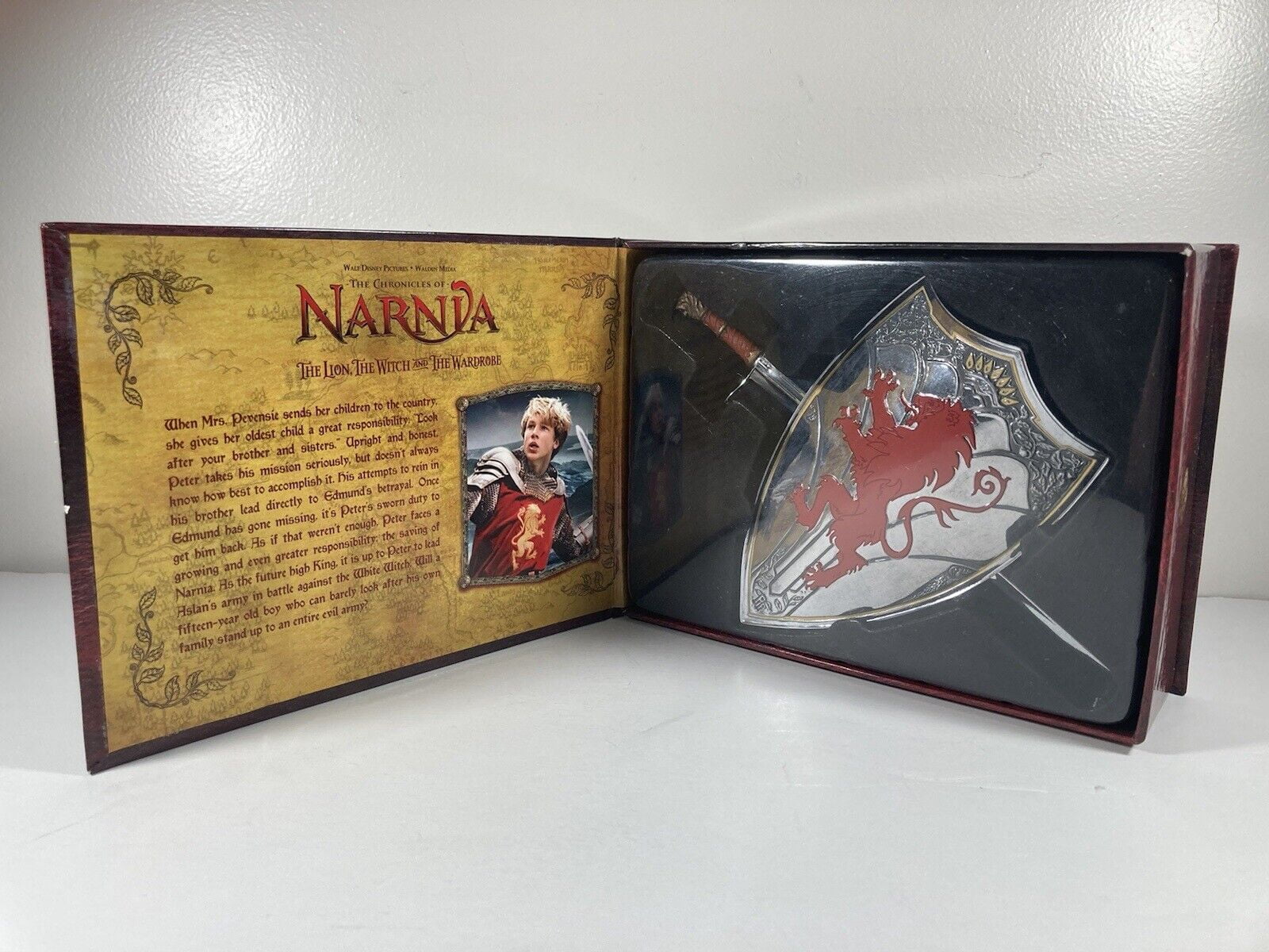Master Replica Disney Chronicles of Narnia Peter's Christmas Gifts ...