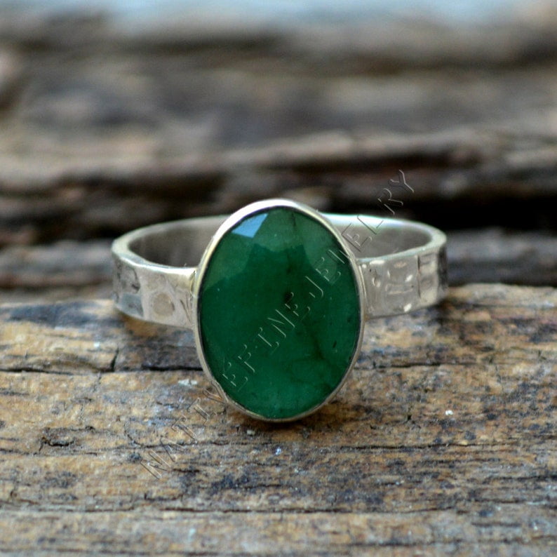 May Birthstone Emerald Ring – Oval Raw Green Gemstone in Hammered 925 ...