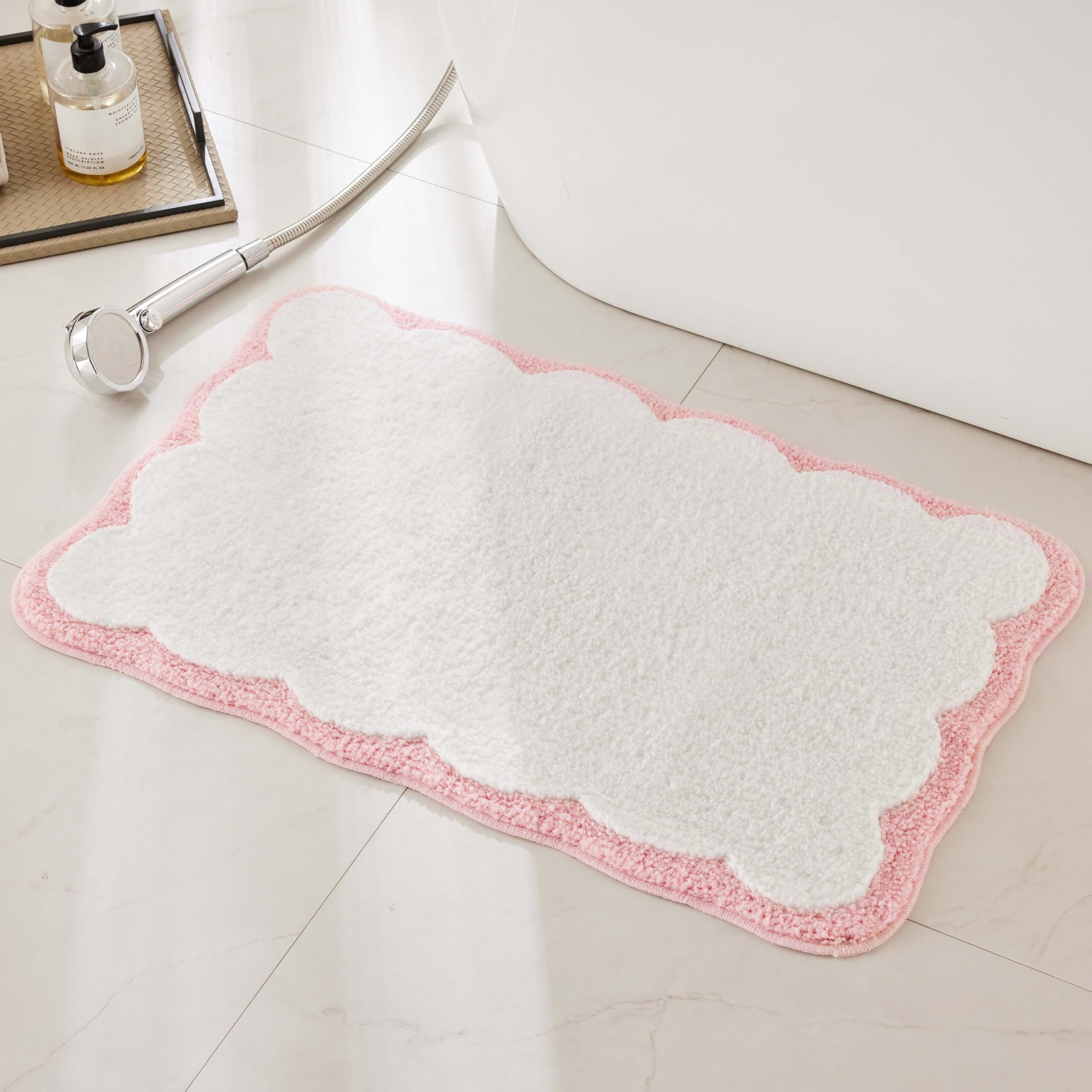 Microfiber Bathroom Rugs, White Bath Rug with Blue Scalloped Piping ...