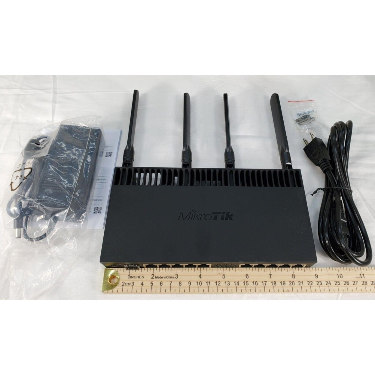 MikroTik RB4011iGS+5HacQ2hnD-IN-US & 5150-5875MHz Dual-Band SFP+ 4 ...