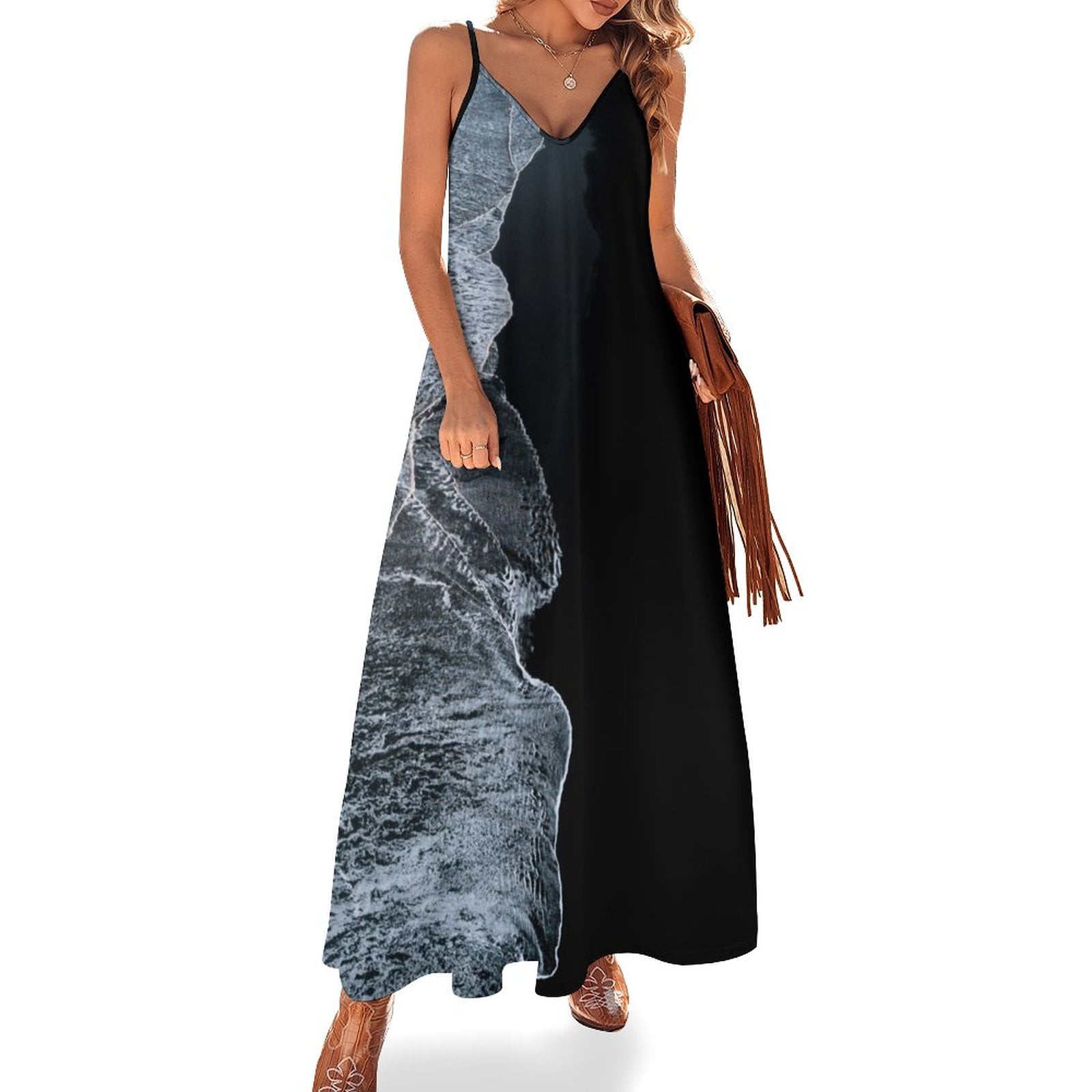 Minimalist waves and black sand beach in Iceland - Landscape ...