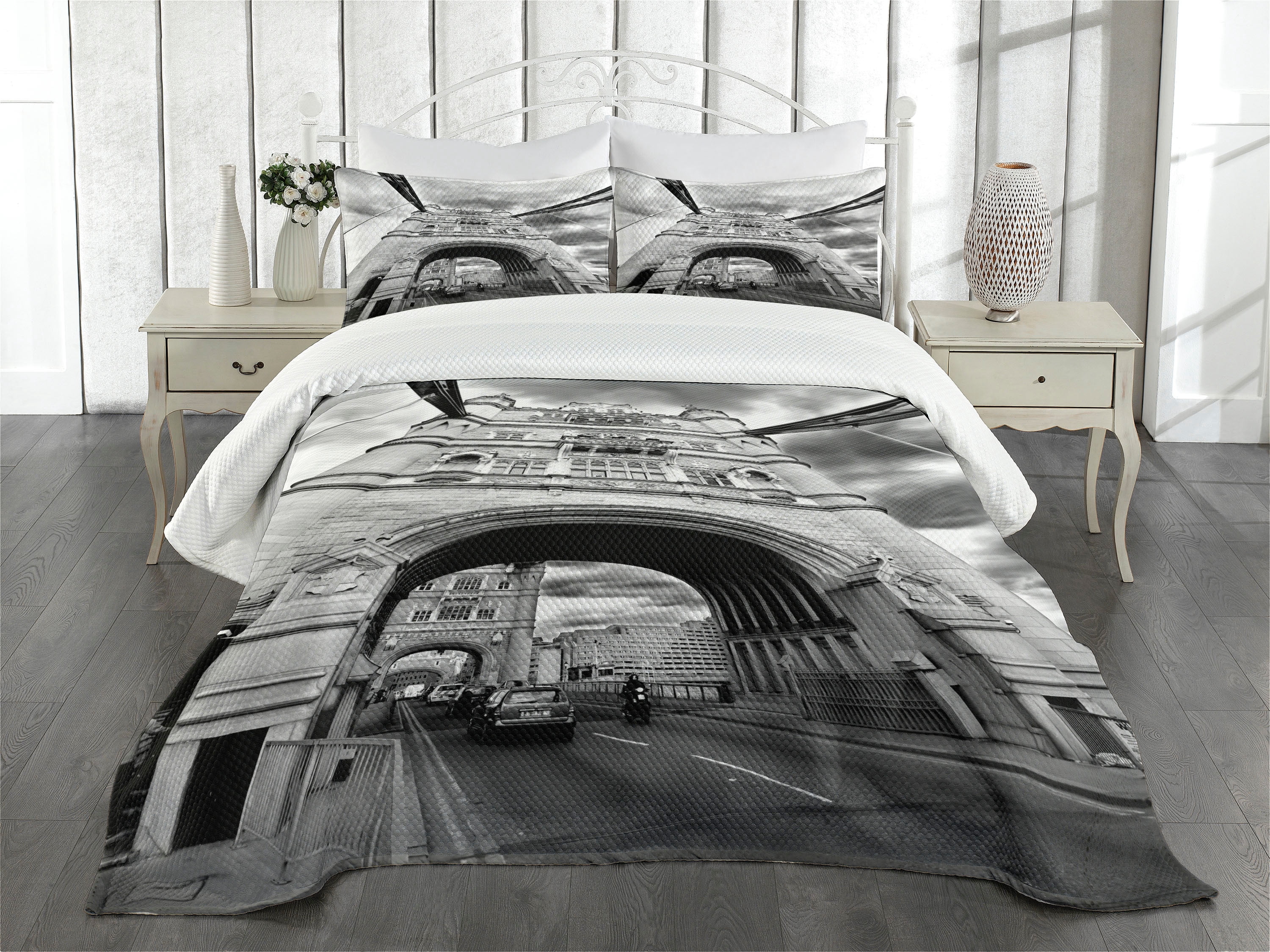 Modern Bedspread Set King Size, Tower Bridge London England Urban ...