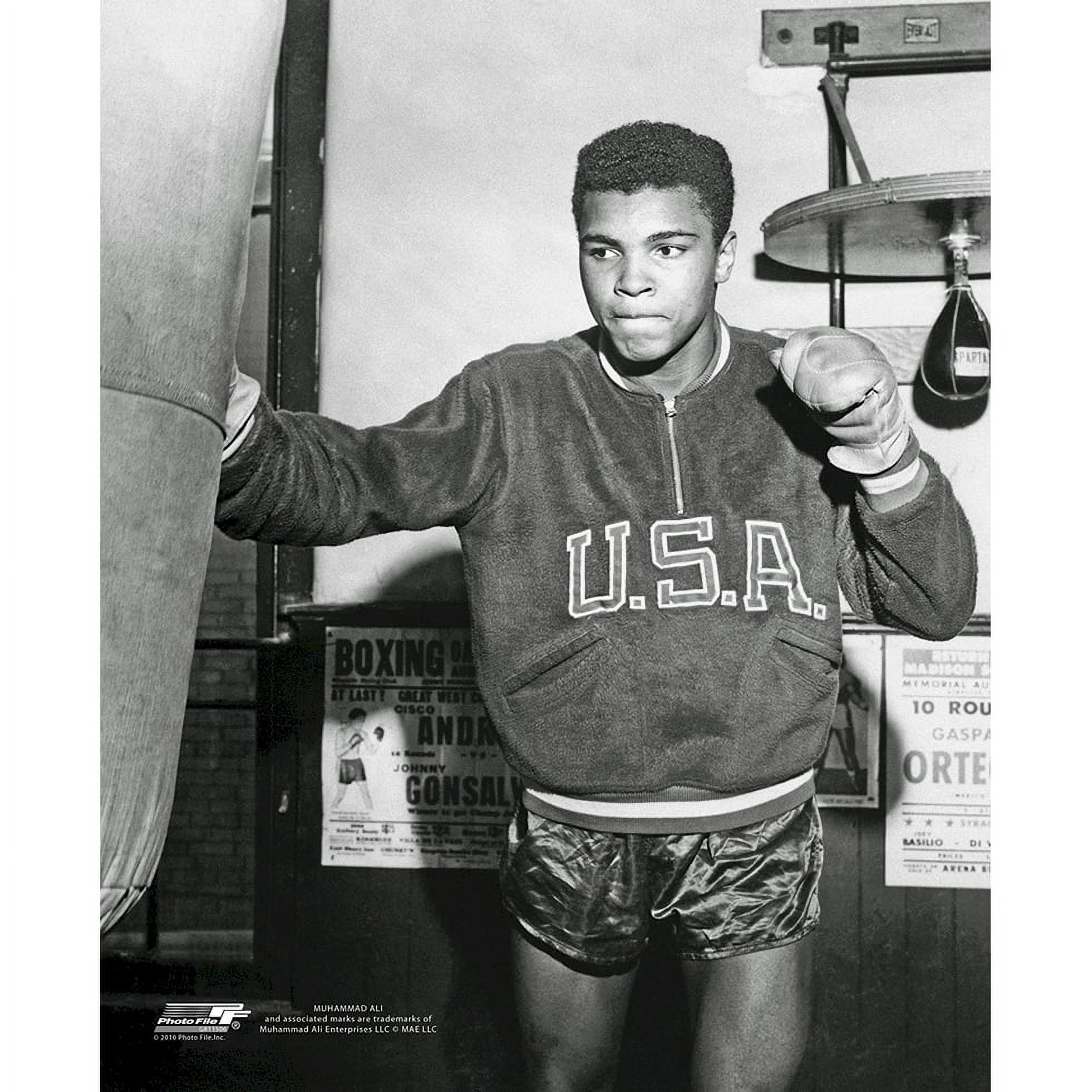 Muhammad Ali - Punching The Bag #4 16"x20" Print - Walmart.com