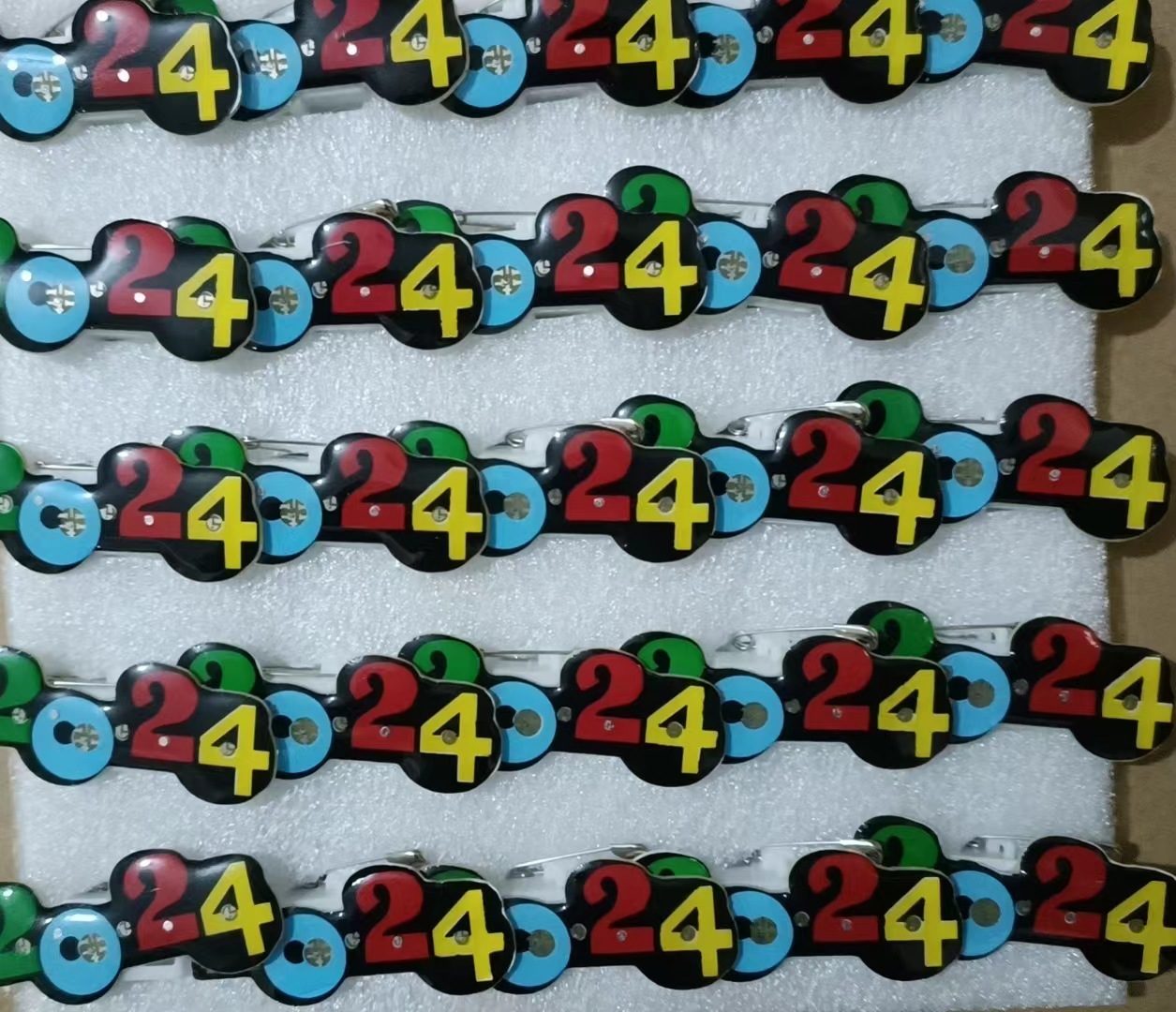 NUOLUX 25pcs Party Brooches Luminous 2024 New Year Pin Brooch 2024 ...