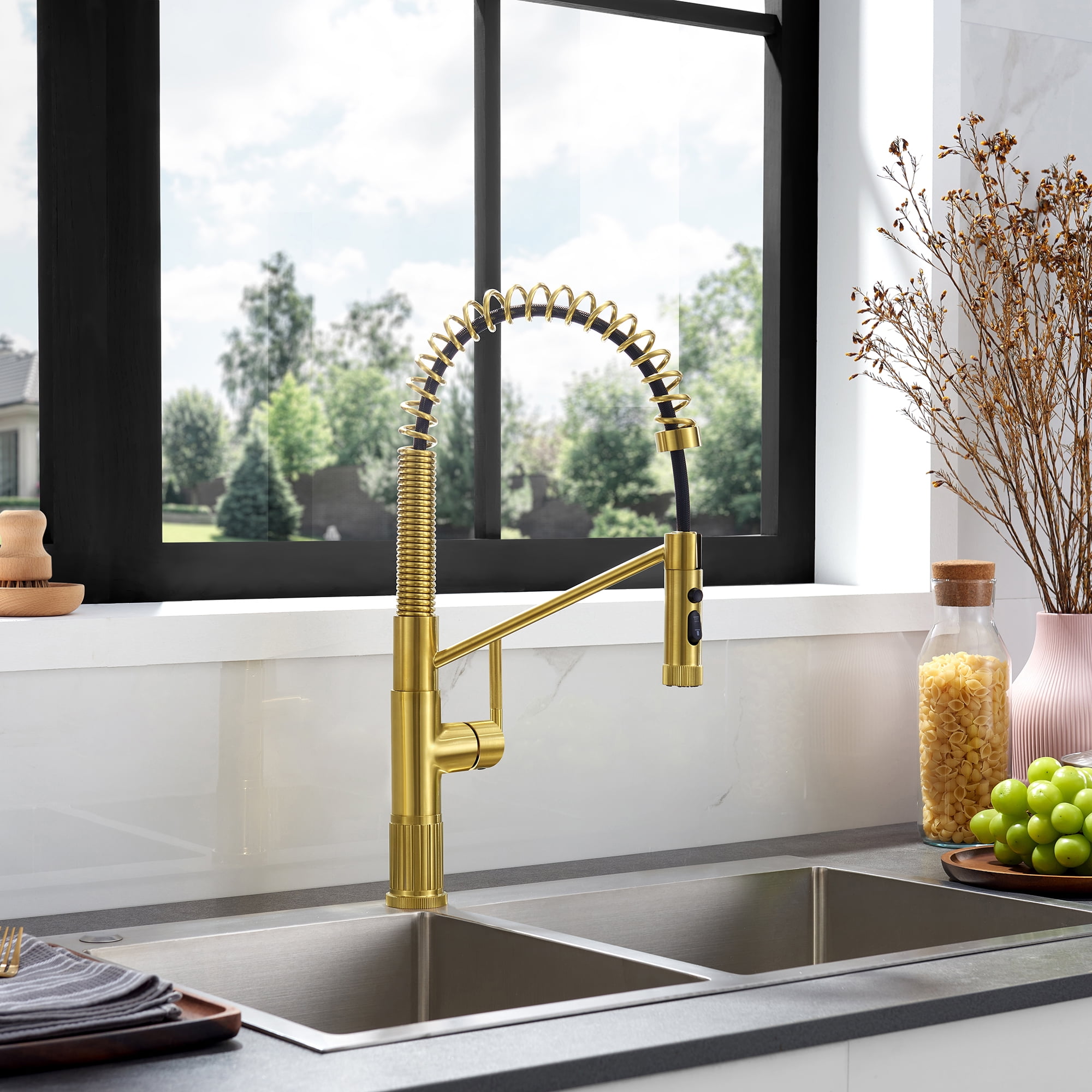 Nette Single-Handle Brass Kitchen Faucet with Pull Down Sprayer in ...