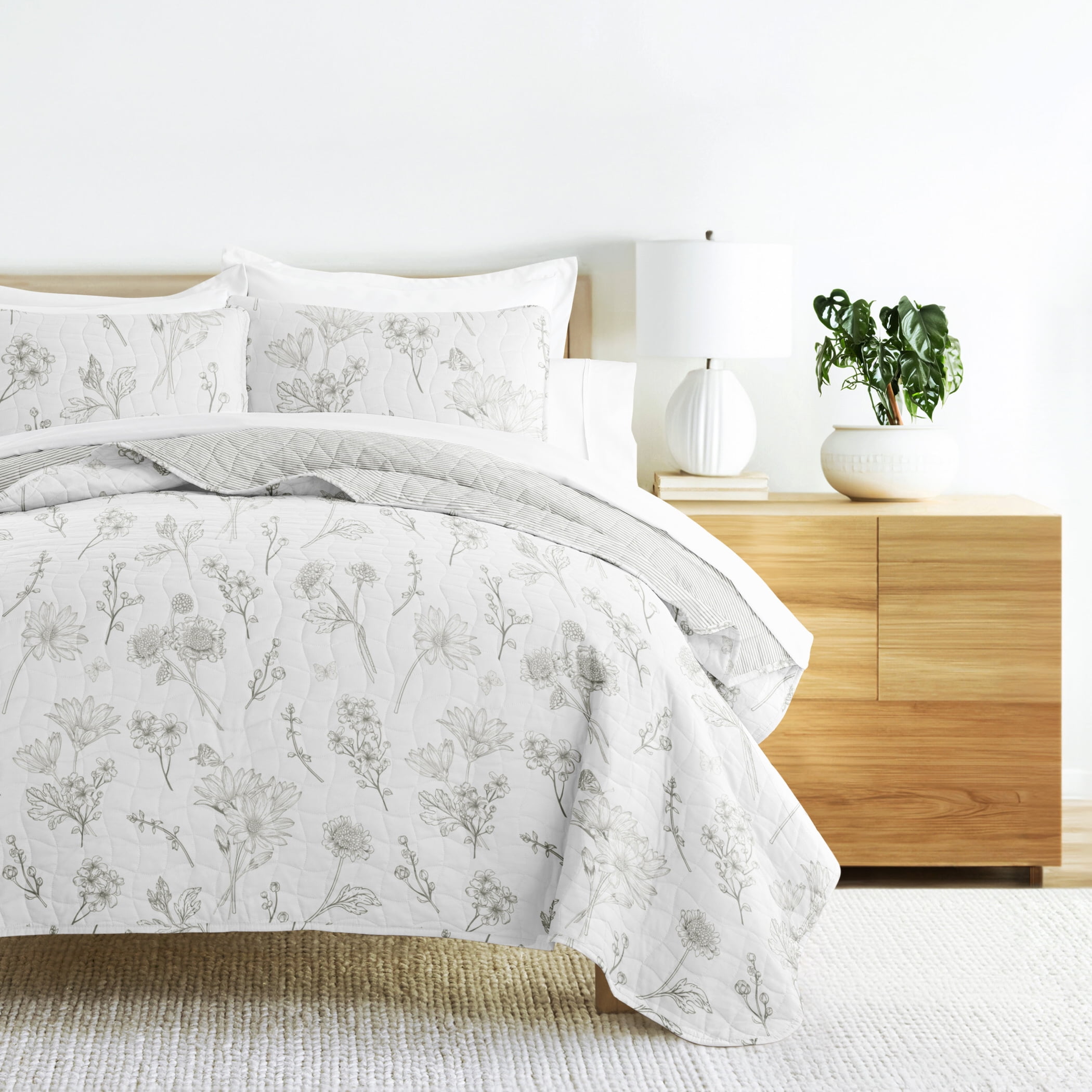 Noble Linens 3-Piece Light Gray Blooming Daisy Reversible Quilt Set ...