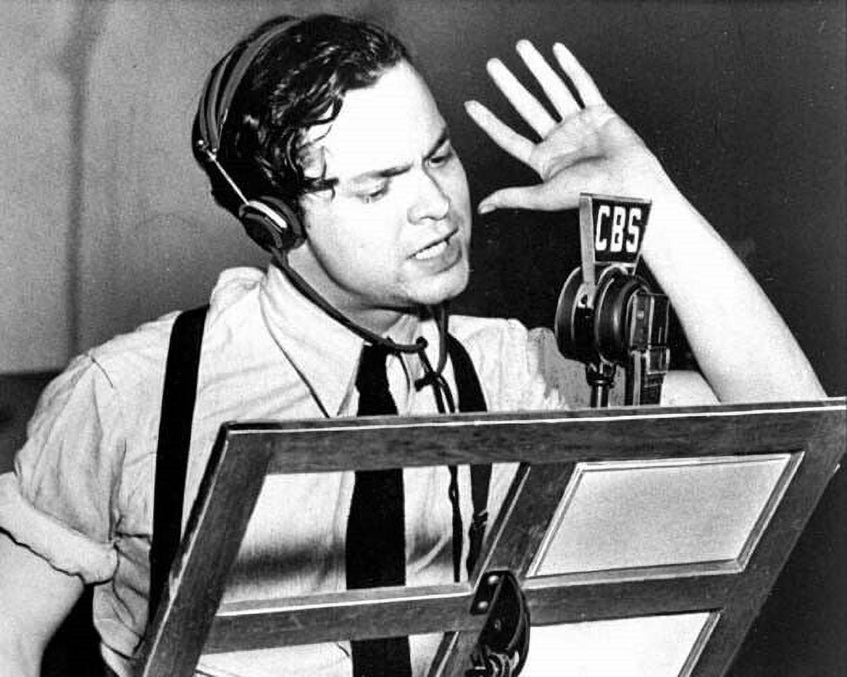 Orson Welles dramatic moment in his War of the Worlds radio broadcast ...
