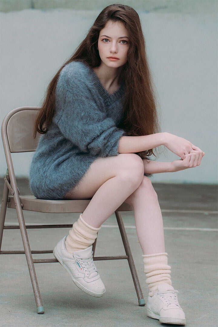 POSTER Mackenzie Foy Chair Sitting Child Actor Wall Art Home Decor ...