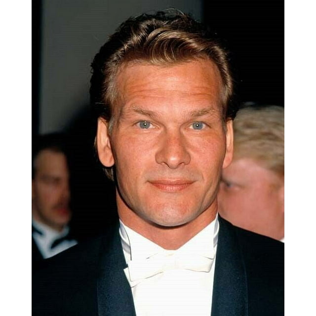 Patrick Swayze looks very handsome in tuxedo on red carpet 5x7 inch ...