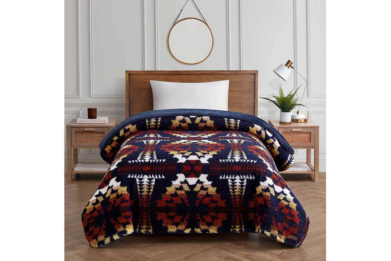 Pendleton Sherpa Fleece Machine Washable Blanket, Legend Lake Navy Blue ...