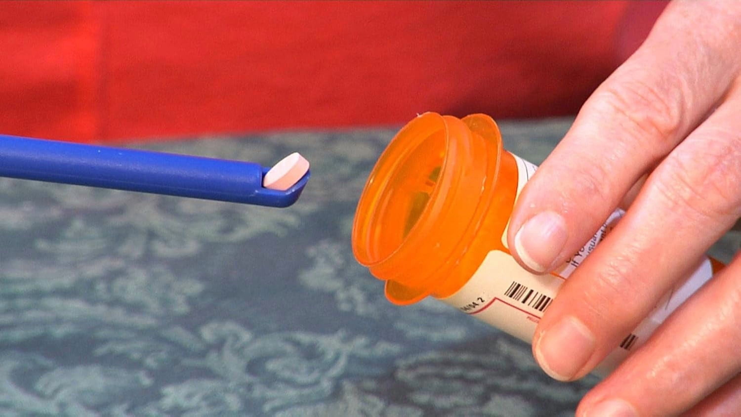 PillSpoonZ - 2 Sided Spoon Scoops Out Any Size Pills, Vitamins ...