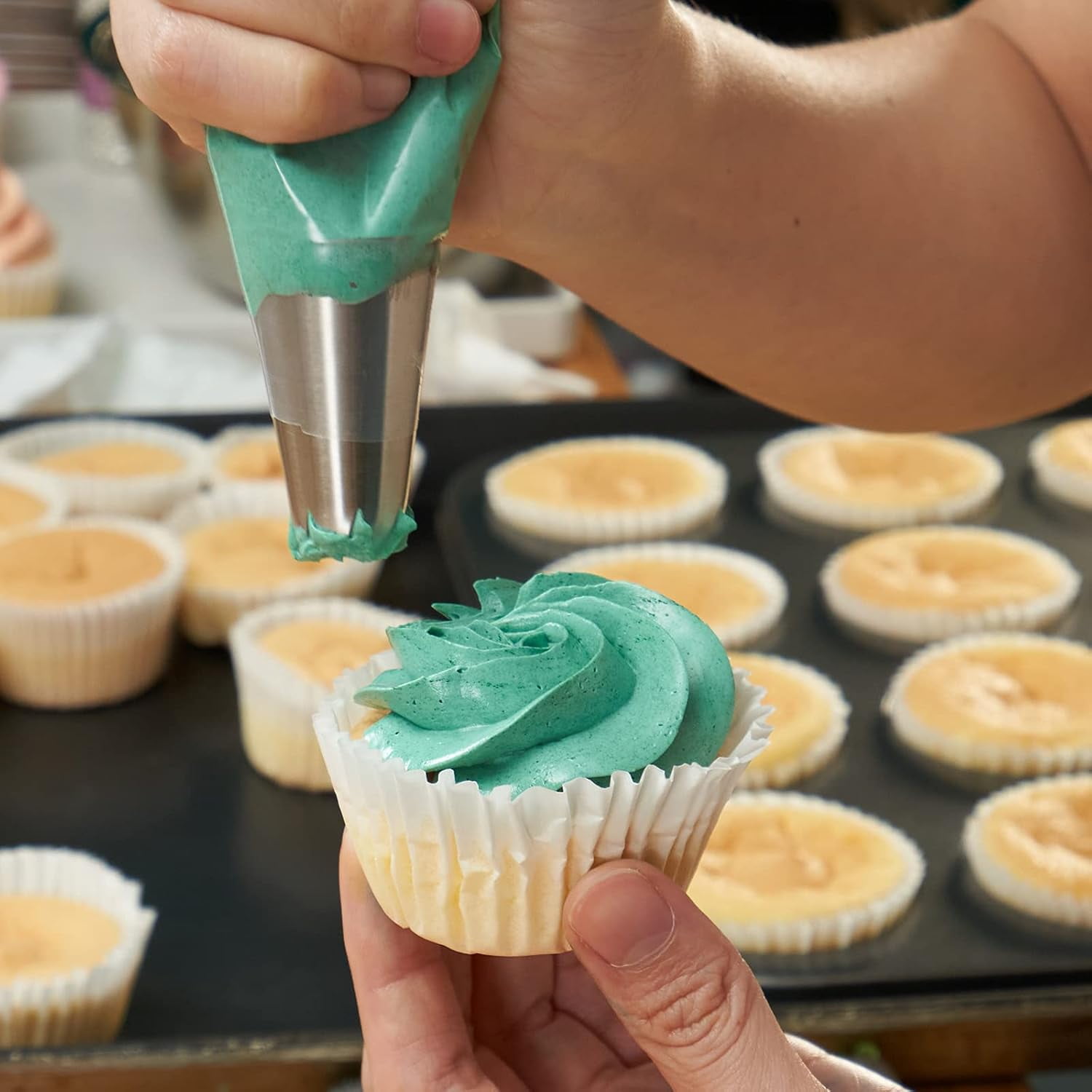 Piping Tips Set, Stainless Steel Icing Tips with Disposable Pastry Bags ...