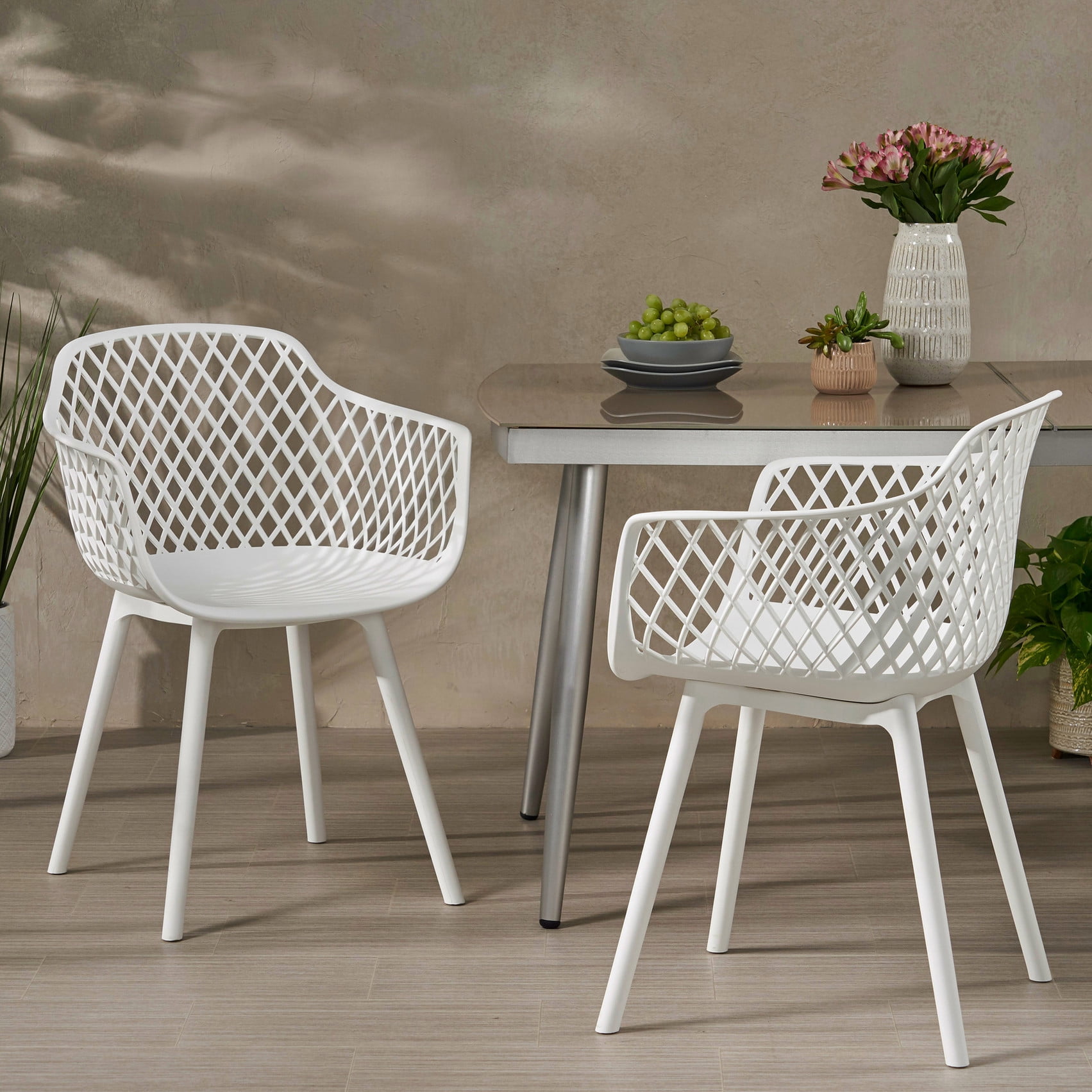 Polypropylene chairs with clean lines / Turn backyard into stylish ...