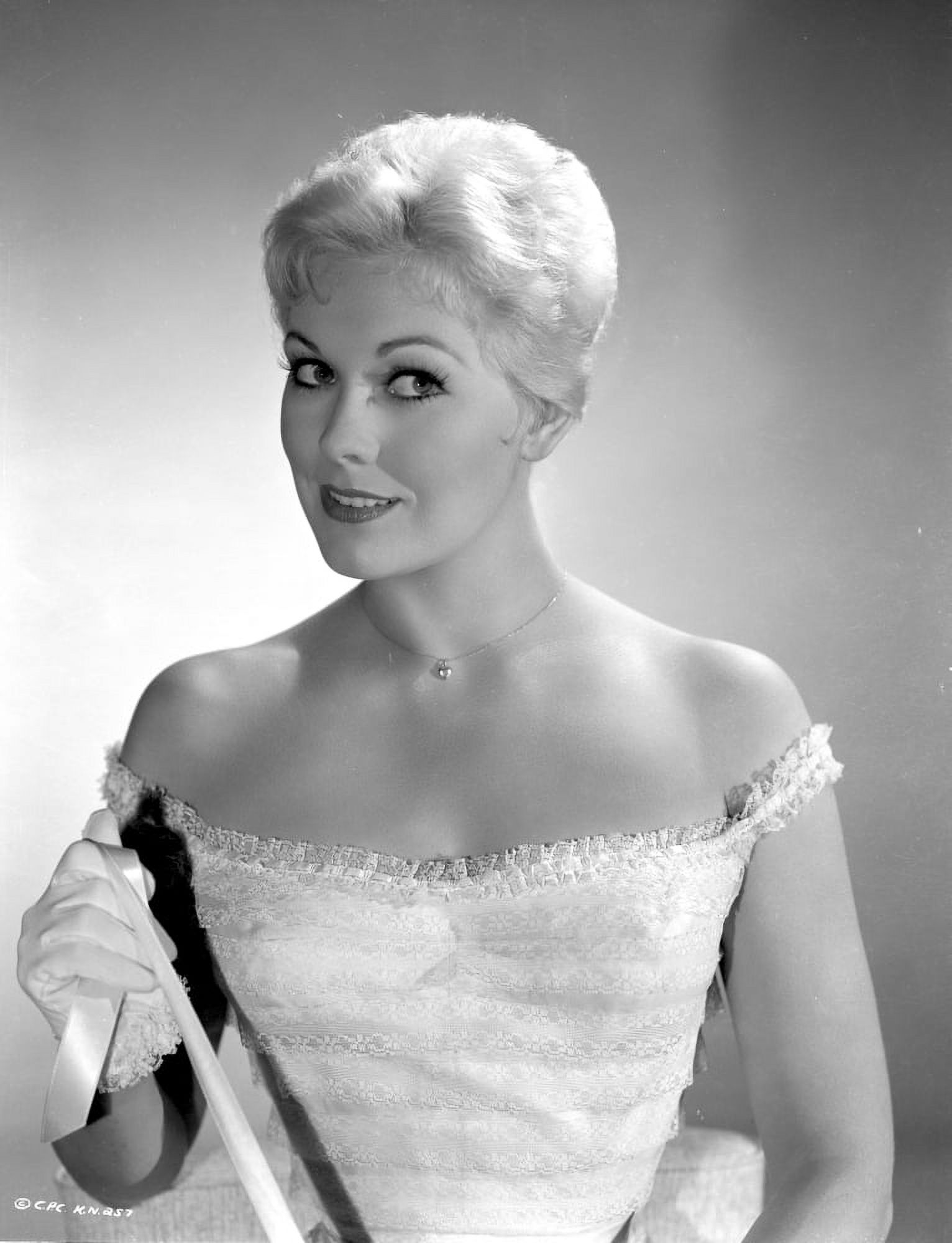 Portrait of Kim Novak in White Gown Photo Print (8 x 10) - Walmart.com