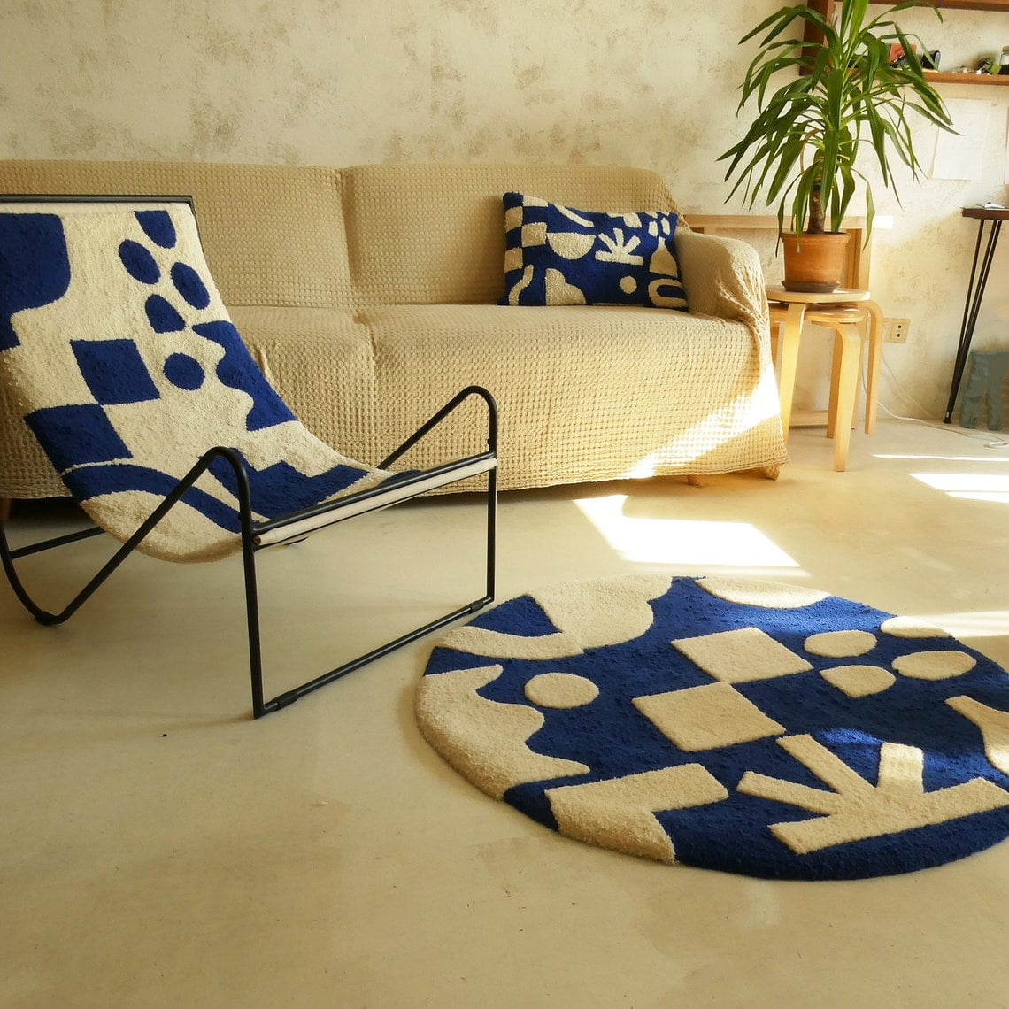 Premium Circular Handmade Rug with Geometrical Design Made with 100% ...
