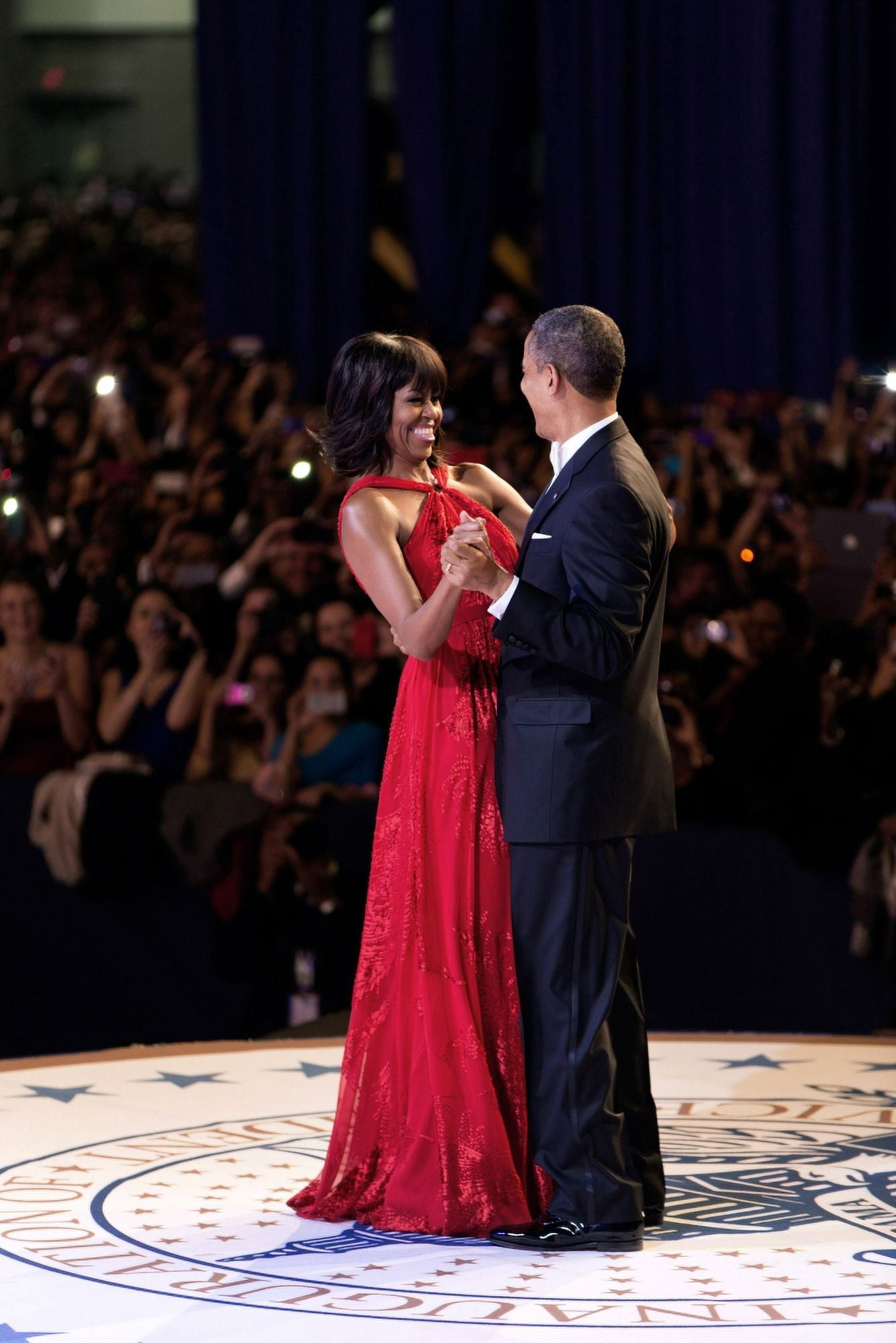 President Barack And Michelle Obama Dance At The Commander In Chief ...