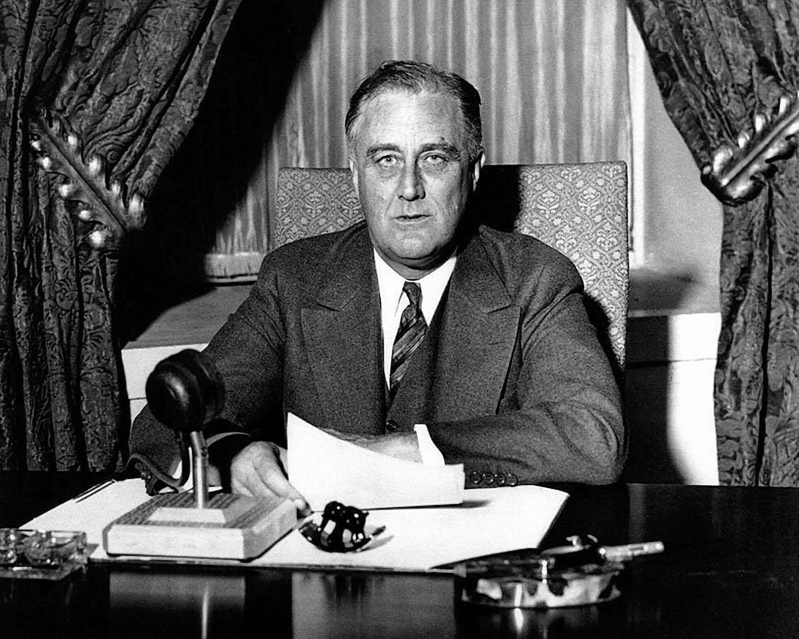 President Franklin D. Roosevelt Fireside Chat - 24x36 Inch Glossy ...