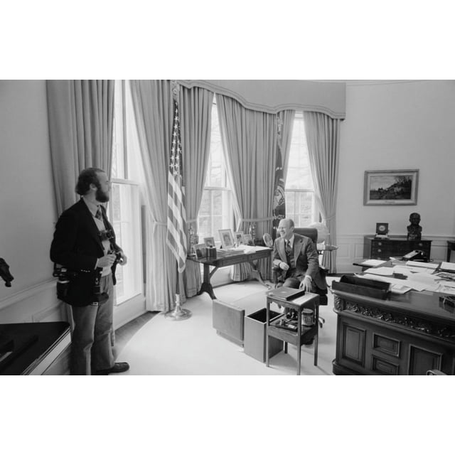 President Gerald Ford Chatting With Pulitzer Prize Winning Photographer ...
