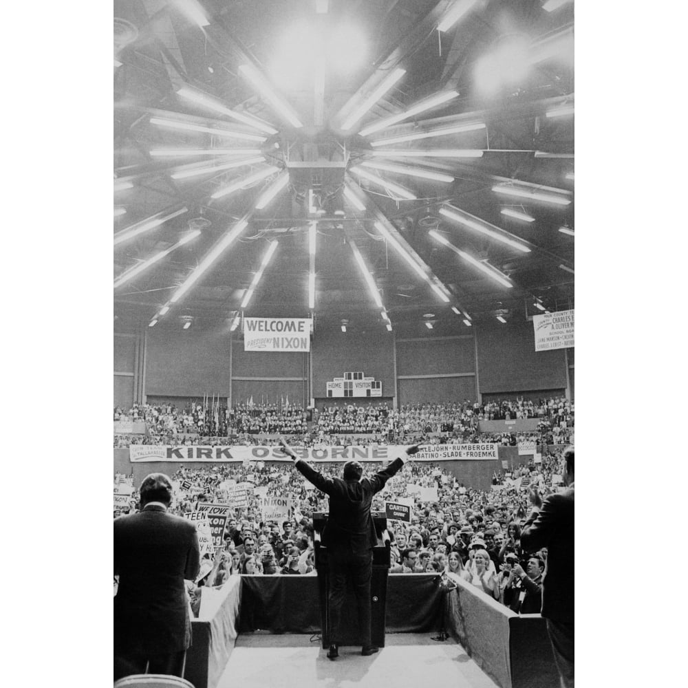 President Richard Nixon Making His Signature 'V' Gesture While Speaking ...