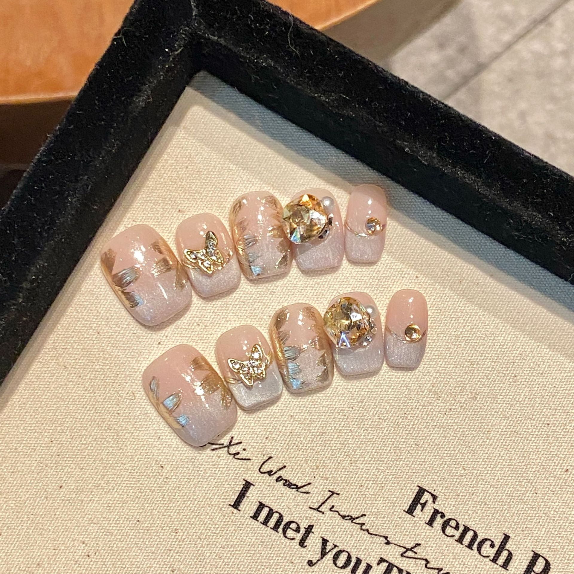 Pure handmade phototherapy wearing nail seeing flowers in the fog ...