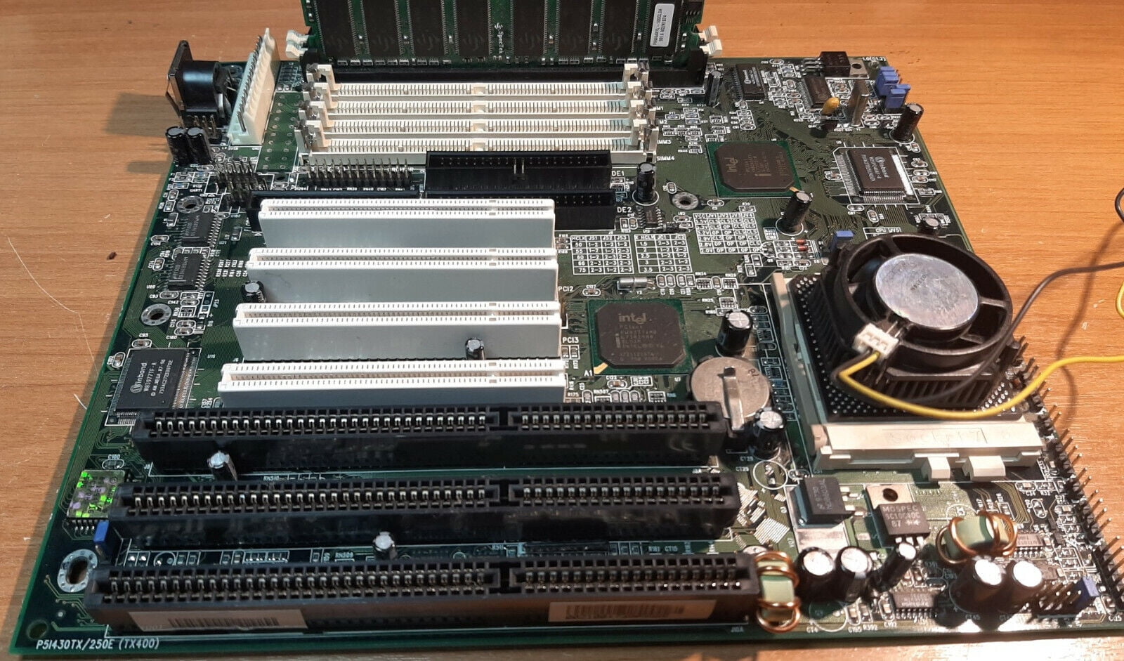 Qdi p5i430tx/250e (tx400) + pentium mmx 200mhz + 32mb ram - working ...