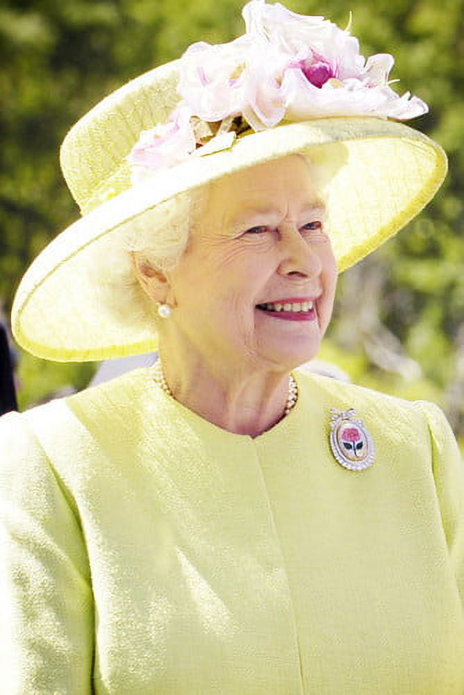 Queen Elizabeth Ii Smiling 24X36 Poster - Walmart.com