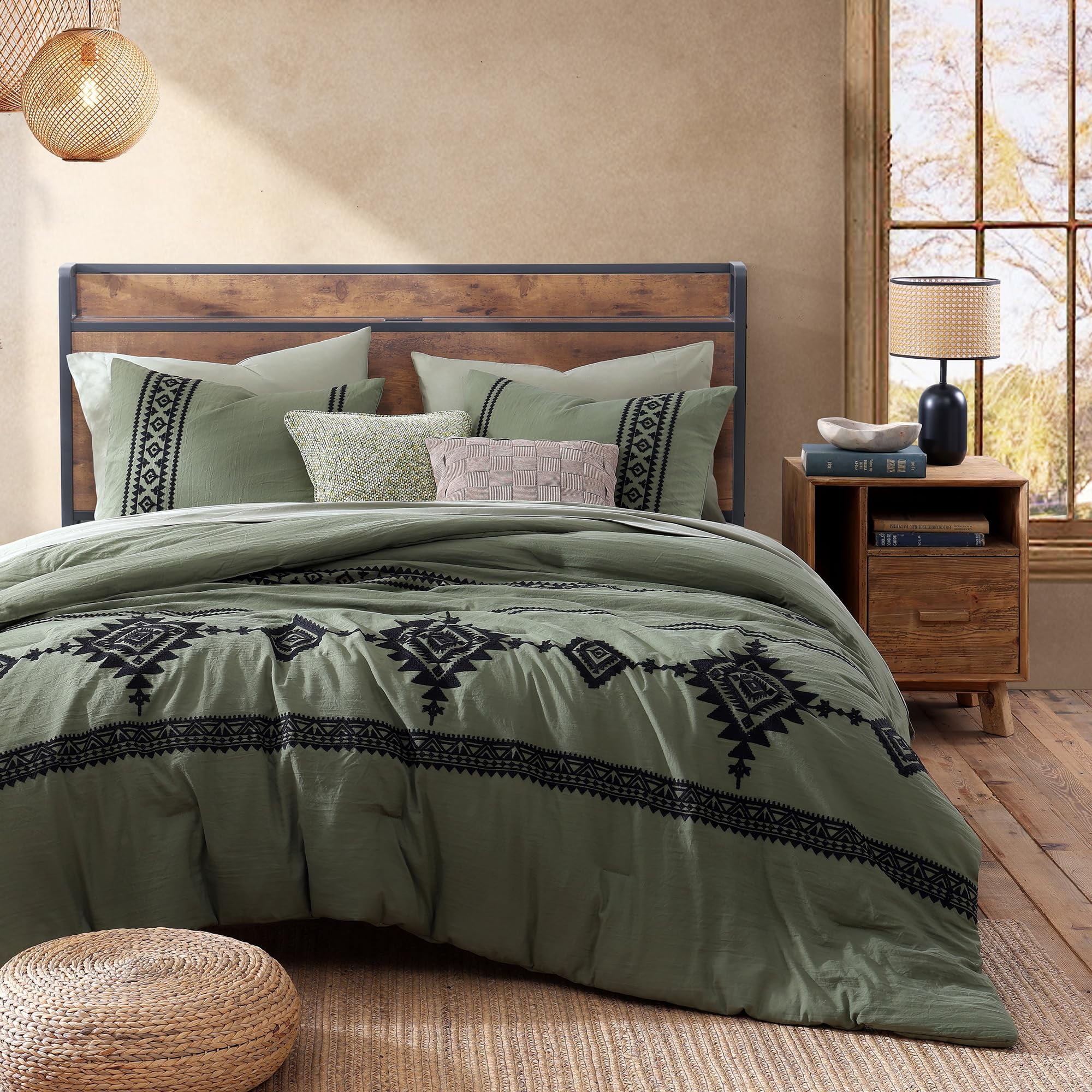 Queen-size olive green embroidered quilt set - 7-piece. Farmhouse ...