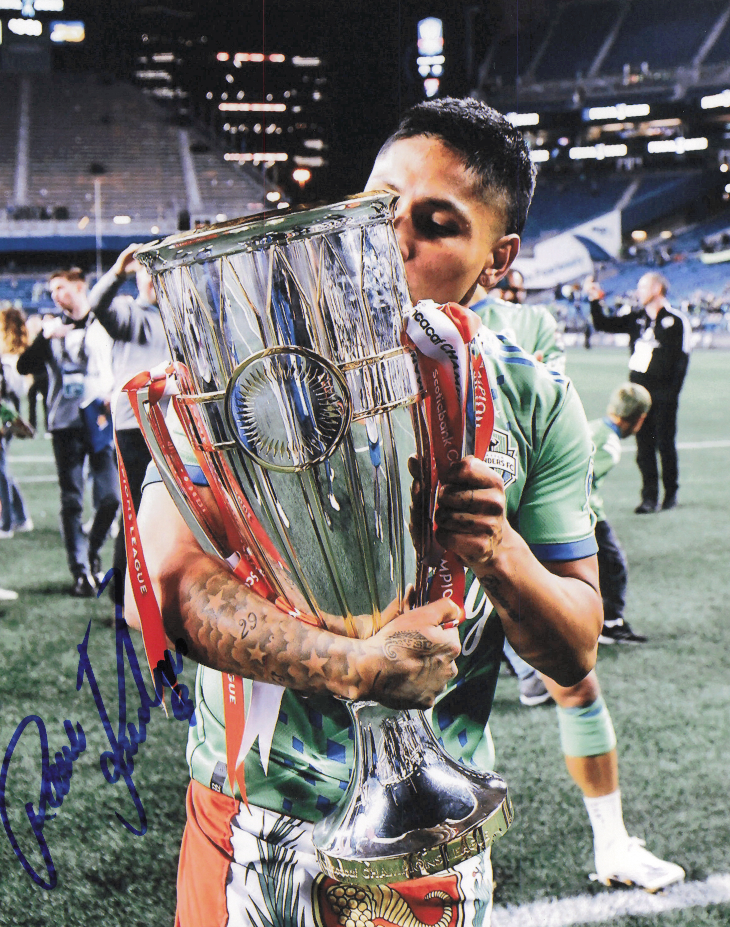 Raul Ruidiaz Autographed 8x10 Photo Seattle Sounders SKU #244084 ...