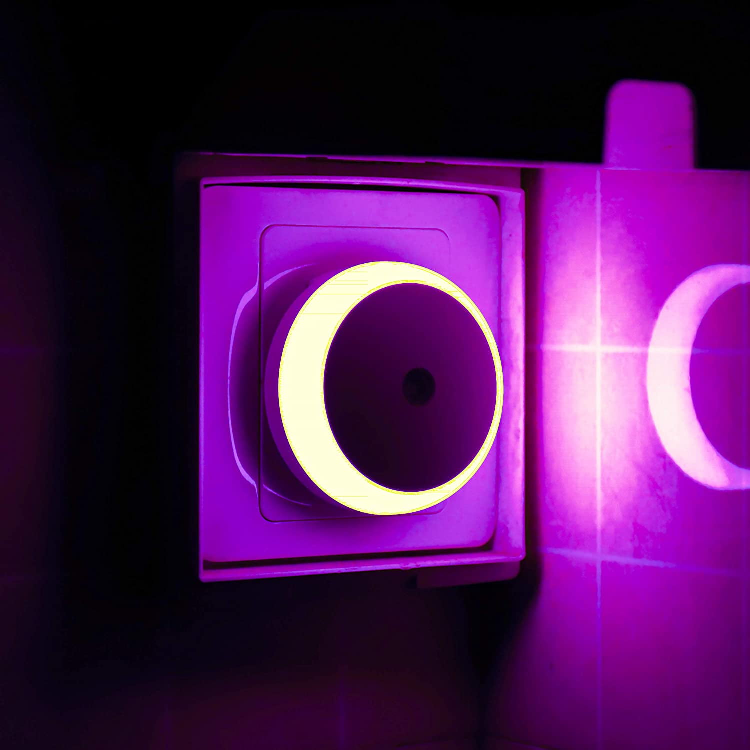 Red Night Light, LED Night Light Plug in, Dusk to Dawn Smart Sensor ...