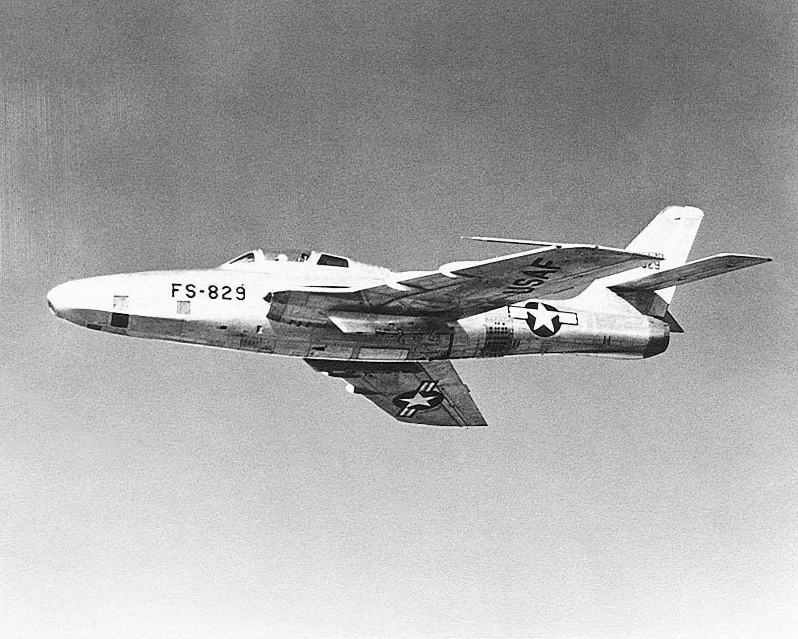 Republic RF-84 / F-84 Thunderflash Flight Style - A - 20x30 Inch Glossy ...