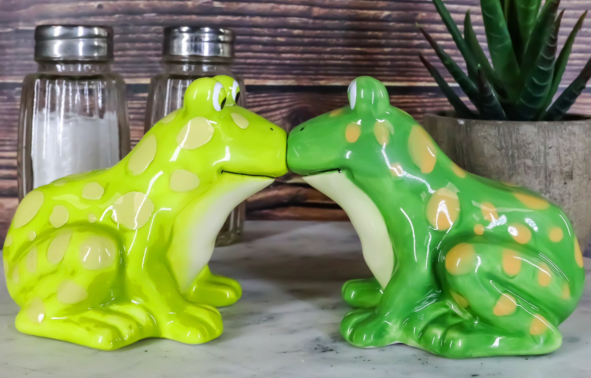 Ribbit Love Green Tree Frogs Toads Kissing Ceramic Salt And Pepper ...